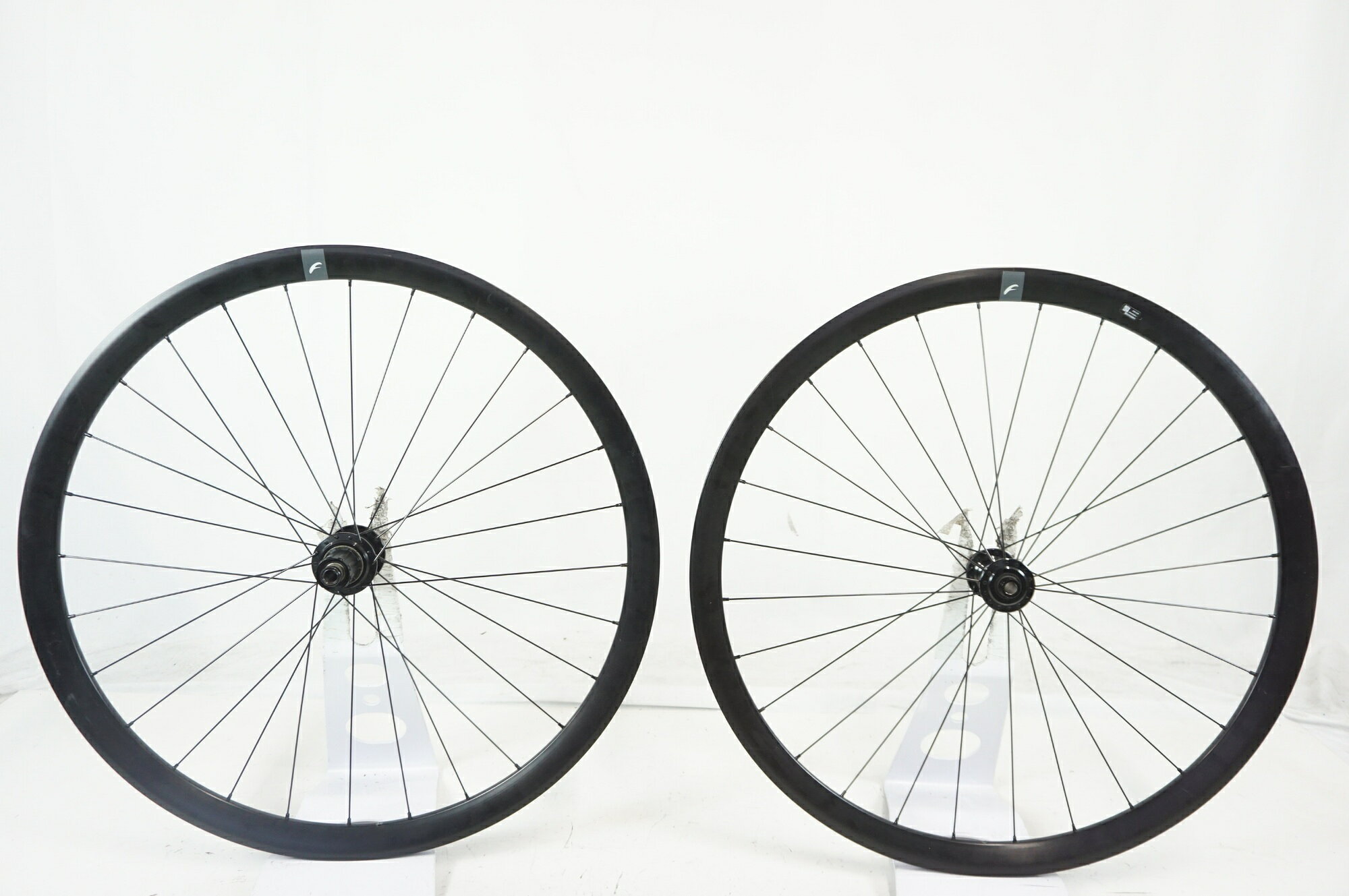 ■商品情報 サイズ：700C リム内幅：約19mm リムタイプ：CL ブレーキタイプ：ディスクブレーキ フリータイプ：SHIMANO 11s (ROAD 12s) 重量 F：約900g (画像の状態の実測値) 重量 R：約1090g (画像...