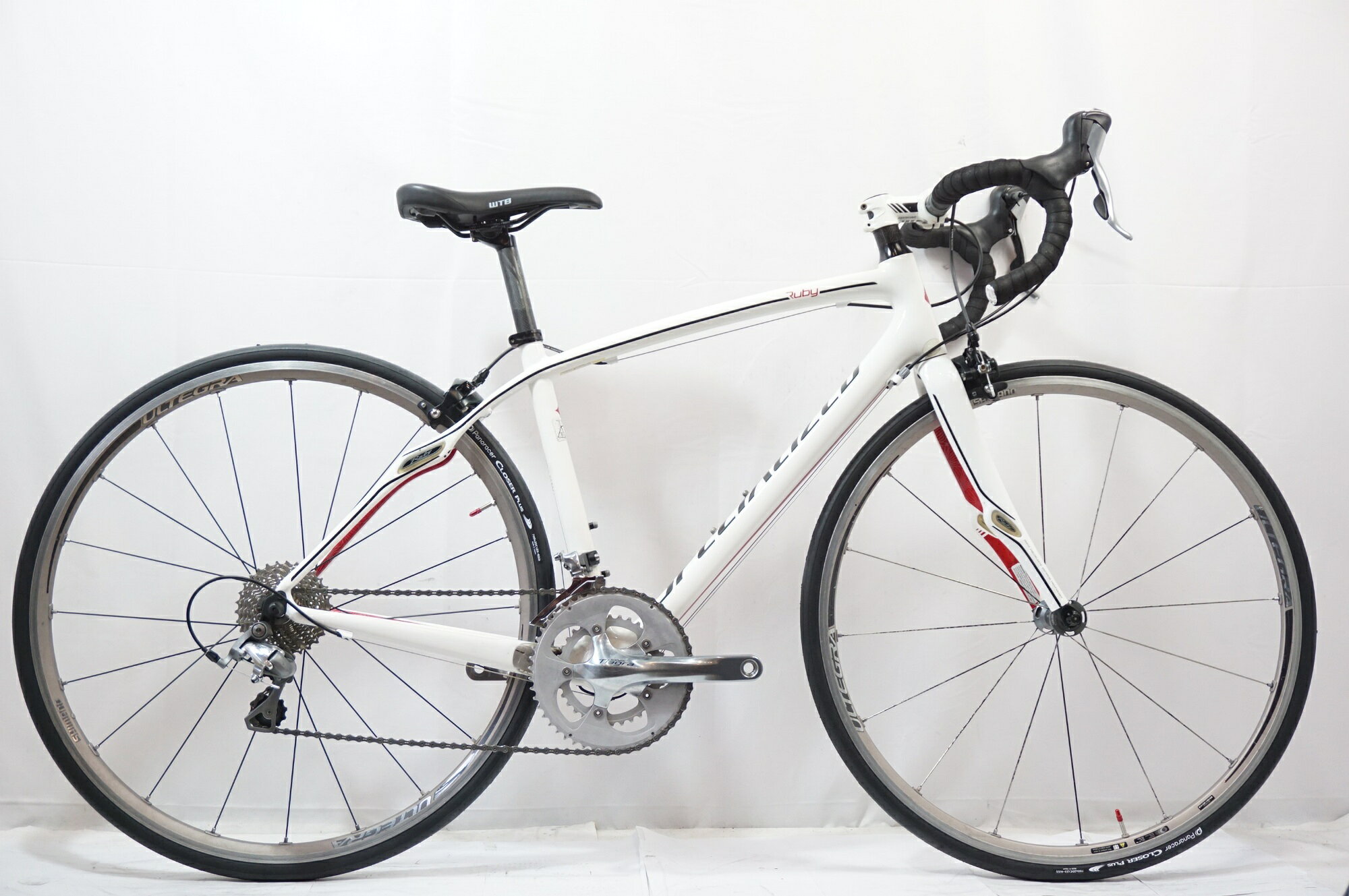 ■商品情報 メーカーサイズ:51 シートチューブ(C-T): 510mm トップチューブ(C-C):515mm(ホリゾンタル換算) 適応身長:160-cm(目安) 重量:約8.6kg フレーム材質:アルミ フロントフォーク:カーボン シフト...