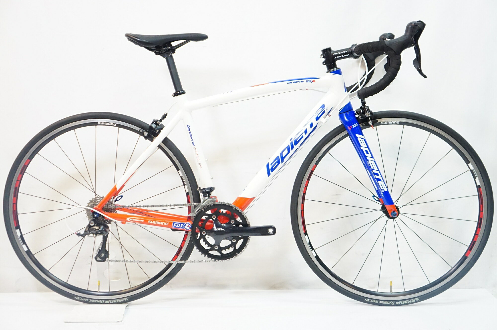 ■商品情報 サイズ: 490 シートチューブ(C-T): 490mm トップチューブ(C-C): 532mm(水平換算) 適応身長: 約168-175cm(目安) 重量: 約9.3kg フレーム: アルミ フォーク: カーボン メインコンポ...