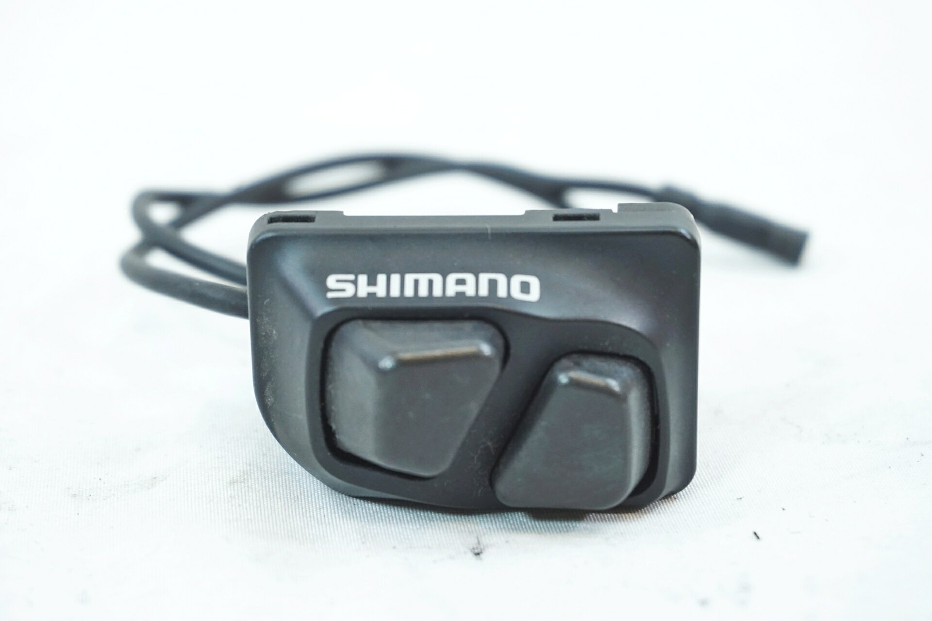 ■商品情報 ・SHIMANO ULTEGRA SW-R600 ・シフトスイッチ ・タイプ：ULTEGRA Di2用 ・リア変速用 ■状態 ・使用に伴う傷や汚れがございます。 ・ケーブルに劣化が見受けられますが問題なくご使用いただけます。 ・...