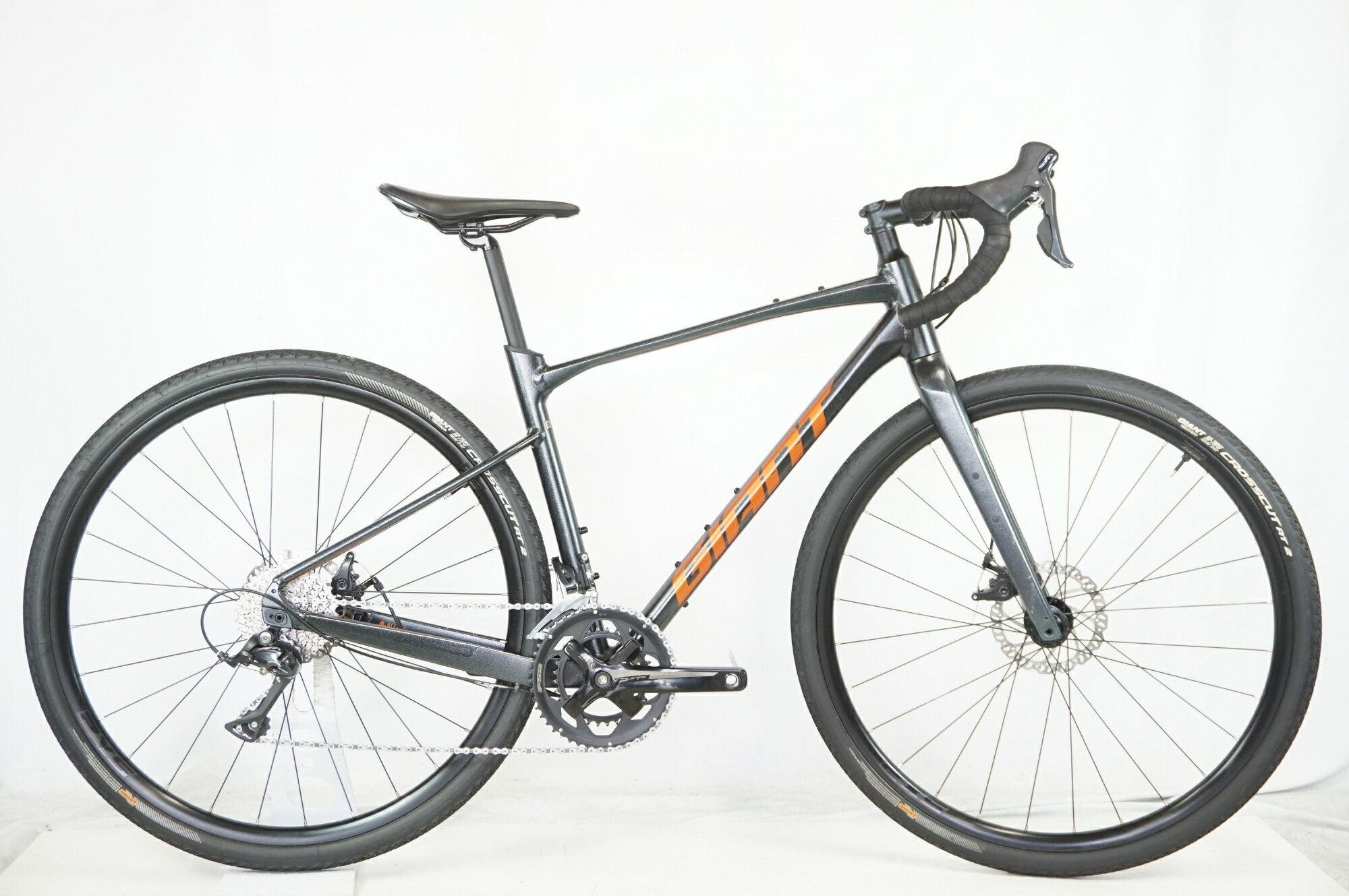 ■商品情報 メーカーサイズ:S シートチューブ(C-T):450mm トップチューブ(C-C):550mm(ホリゾンタル換算) 適応身長:170-180cm(目安) 重量:約10.5kg フレーム材質:アルミ フロントフォーク:カーボン レ...