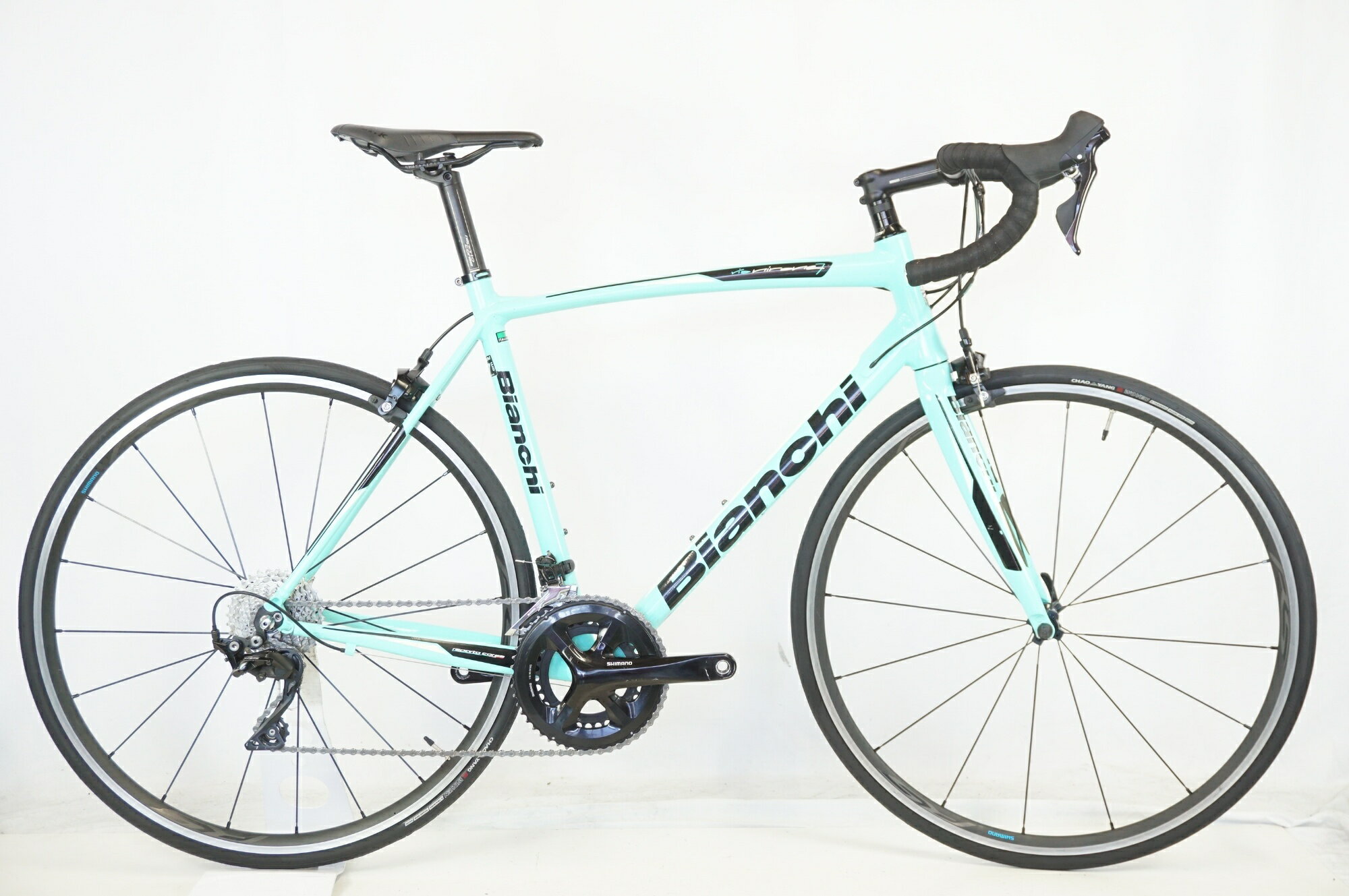■商品情報 メーカーサイズ:57 シートチューブ(C-T):540mm トップチューブ(C-C):560mm(ホリゾンタル換算) 適応身長:178-188cm(目安) 重量:約9.4kg フレーム材質:アルミ フロントフォーク:アルミ+カー...