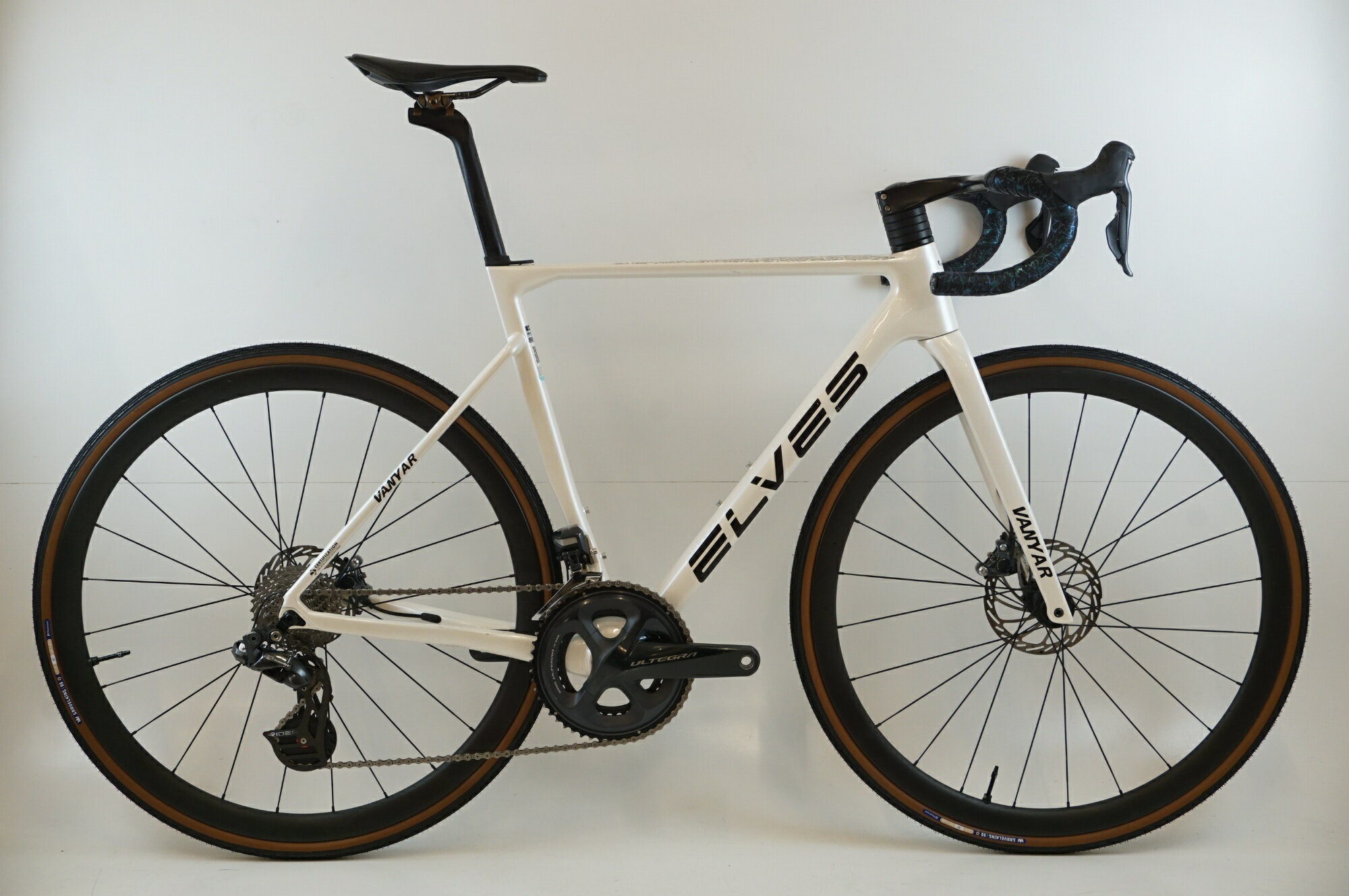 ■商品情報 メーカーサイズ:53 シートチューブ(C-T): 530mm トップチューブ(C-C):540mm(ホリゾンタル換算) 適応身長:172-180cm(目安) 重量:約7.95kg フレーム材質:カーボン フロントフォーク:カーボ...