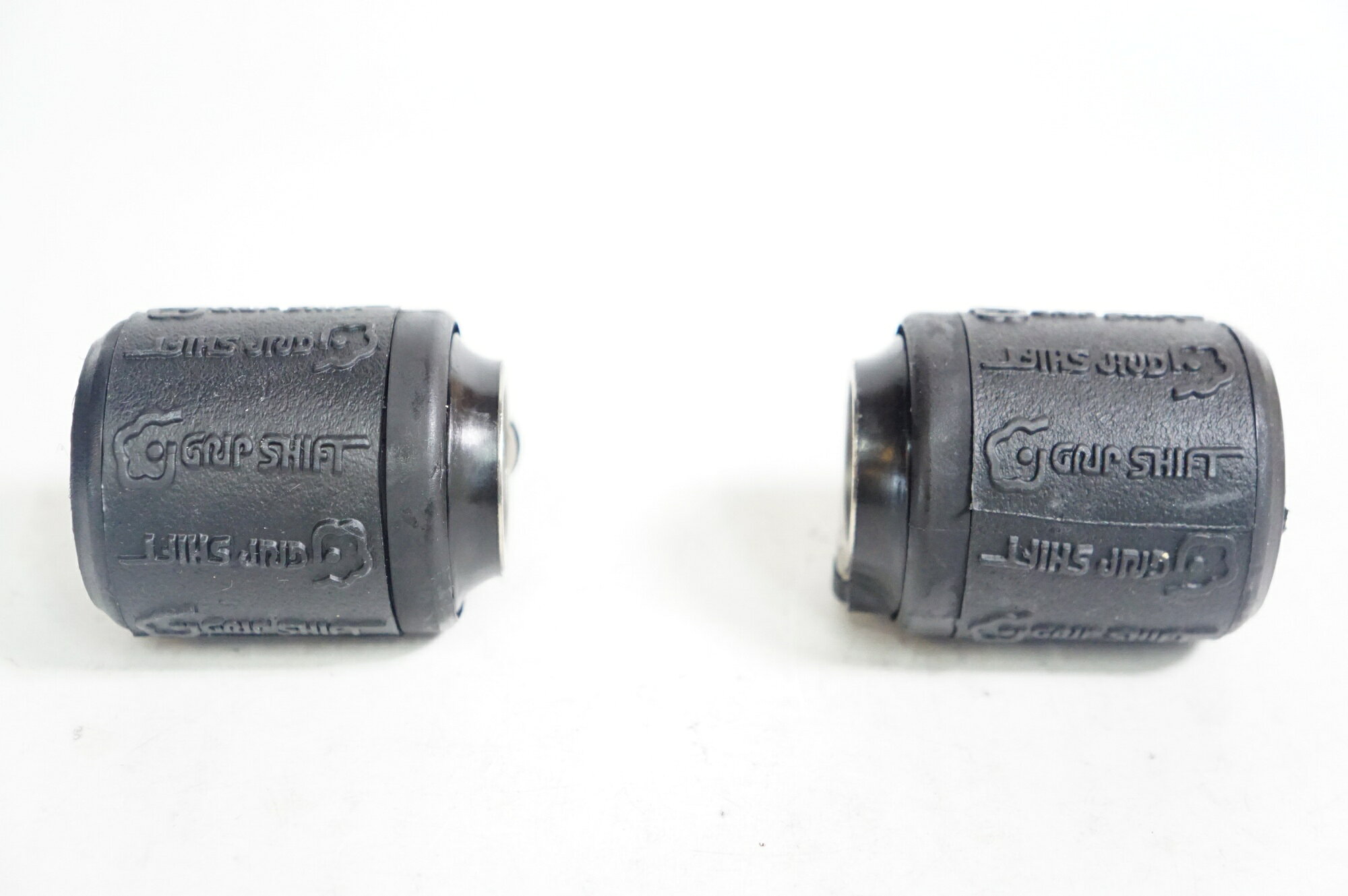 ■商品情報 ・ドロップバーエンド等に取り付け可能 ・リア: SHIMANO DURA-ACE 7400系 7/8s 対応 と思われます (箱の表記を参考にしておりますが、実際に組付けての確認は行っておりません。内部機構は8段分のギアが確認で...