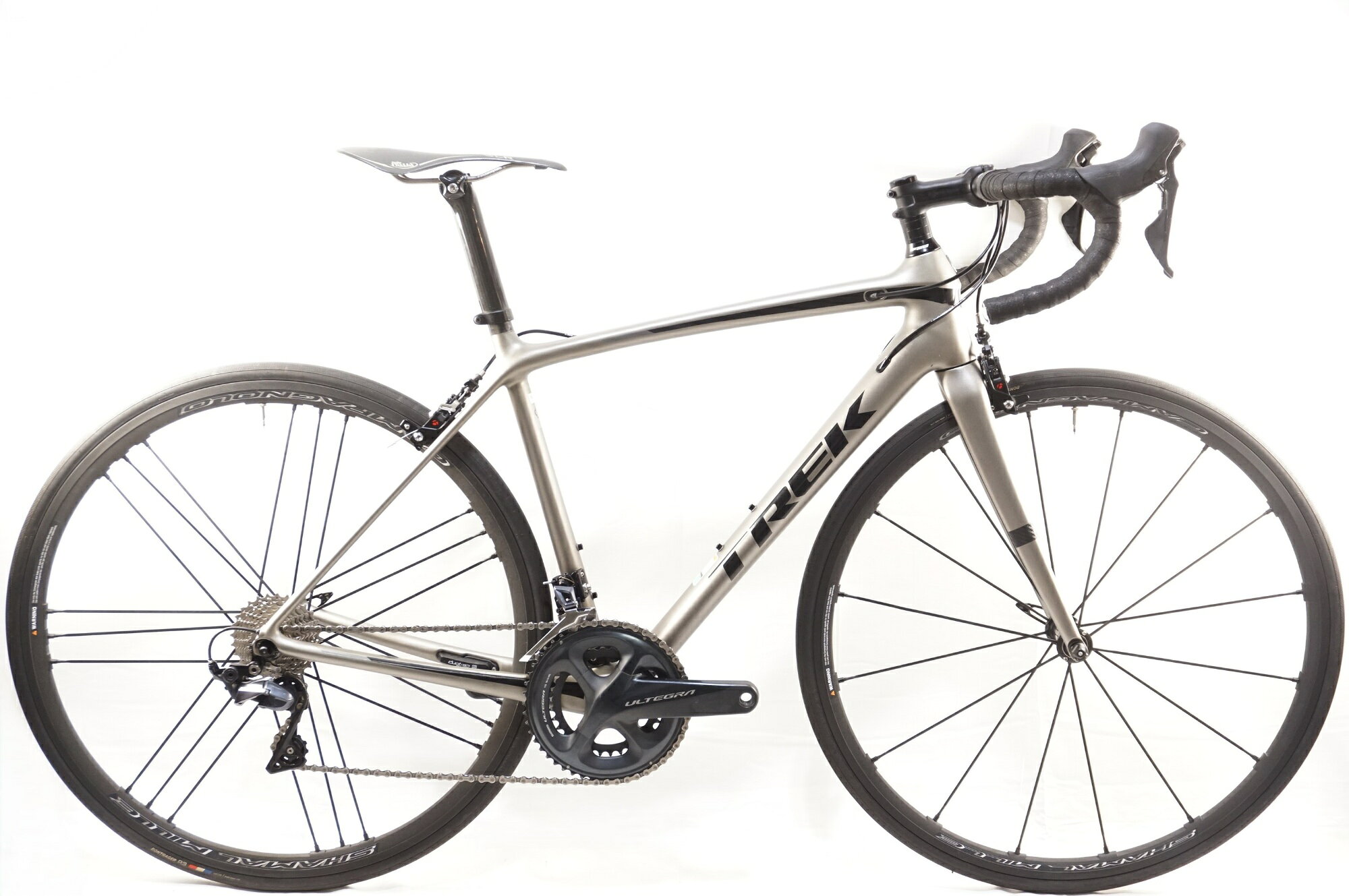 ■商品情報 メーカーサイズ:52 シートチューブ(C-T): 493mm トップチューブ(C-C):534mm(ホリゾンタル換算) 適応身長:166-172cm(目安) 重量:約7.2kg フレーム材質:カーボン フロントフォーク:カーボン...