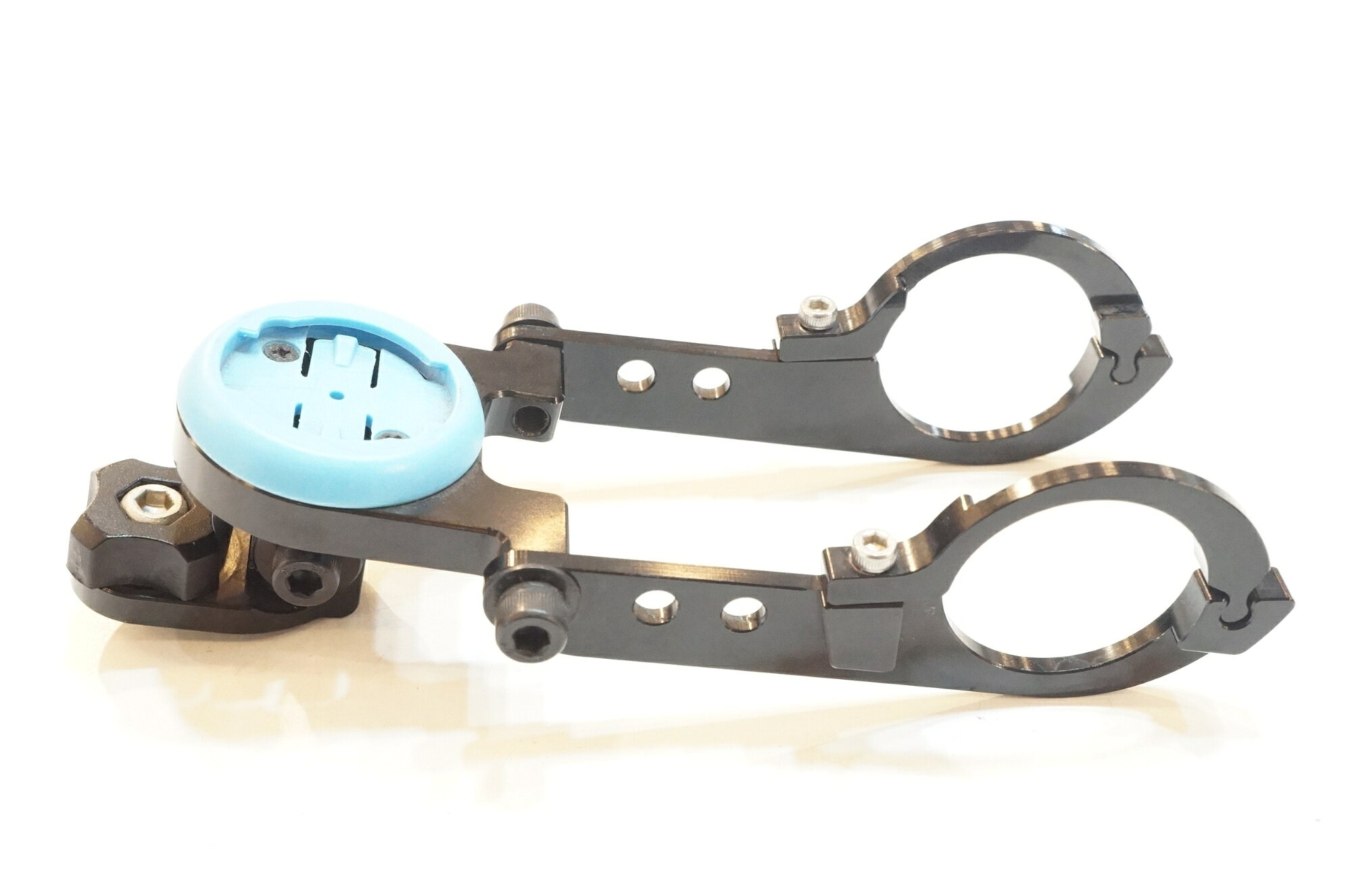 ■商品情報 φ31.8 内幅 約45mm(実測値) 上部 WAHOO対応 下部 GOPRO対応 ■状態 使用に伴う小キズがございますが、中古品として比較的良好な状態でございます。 写真はなるべく実際の色に近付けておりますが、閲覧する環境によ...