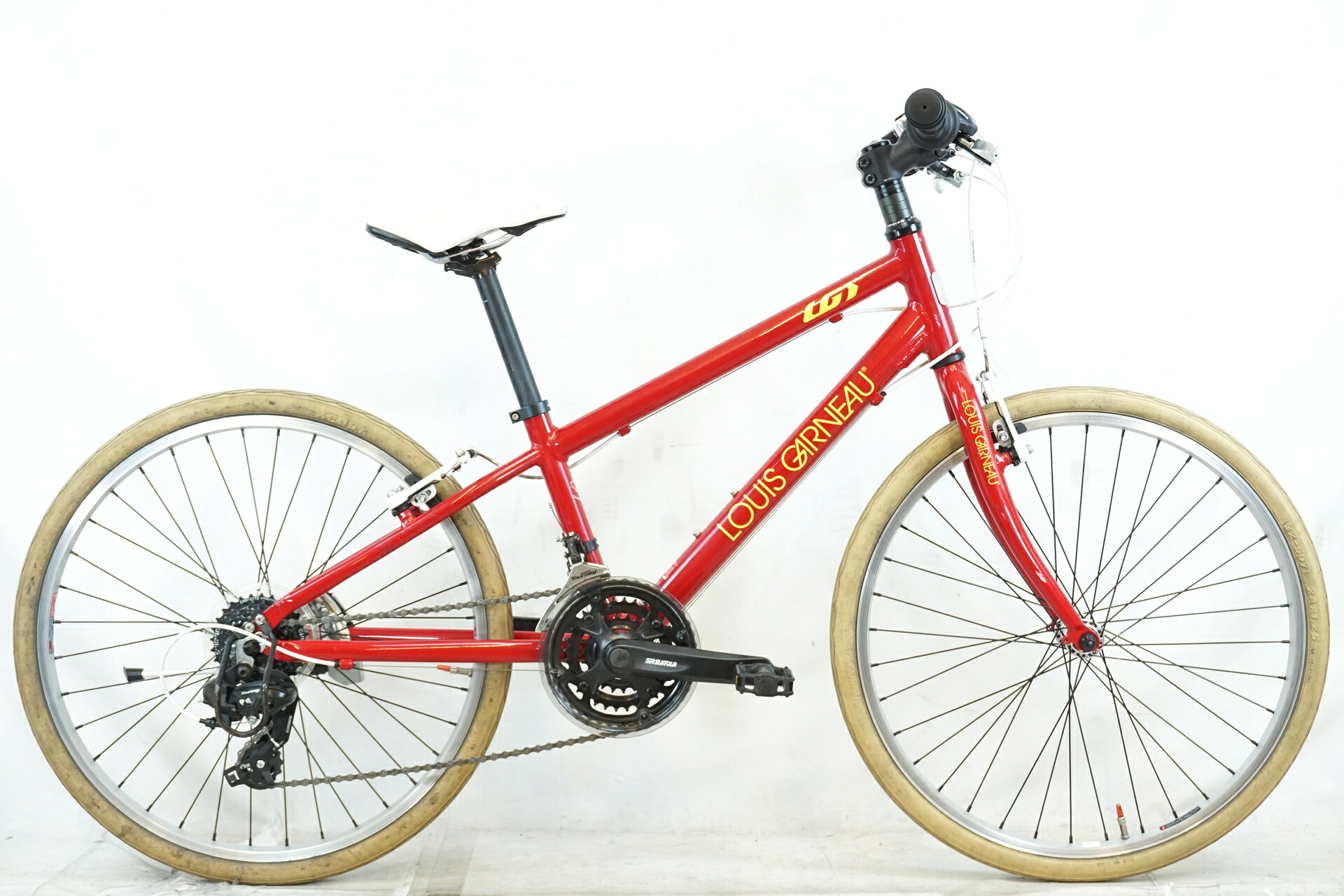 ■商品情報 メーカーサイズ:ワンサイズ 適応身長:130-145cm(目安) 重量:約11.5kg フレーム/フォーク:アルミ シフトレバー: SHIMANO REVO SHIFT フロントディレイラー: SHIMANO TOURNEY リ...