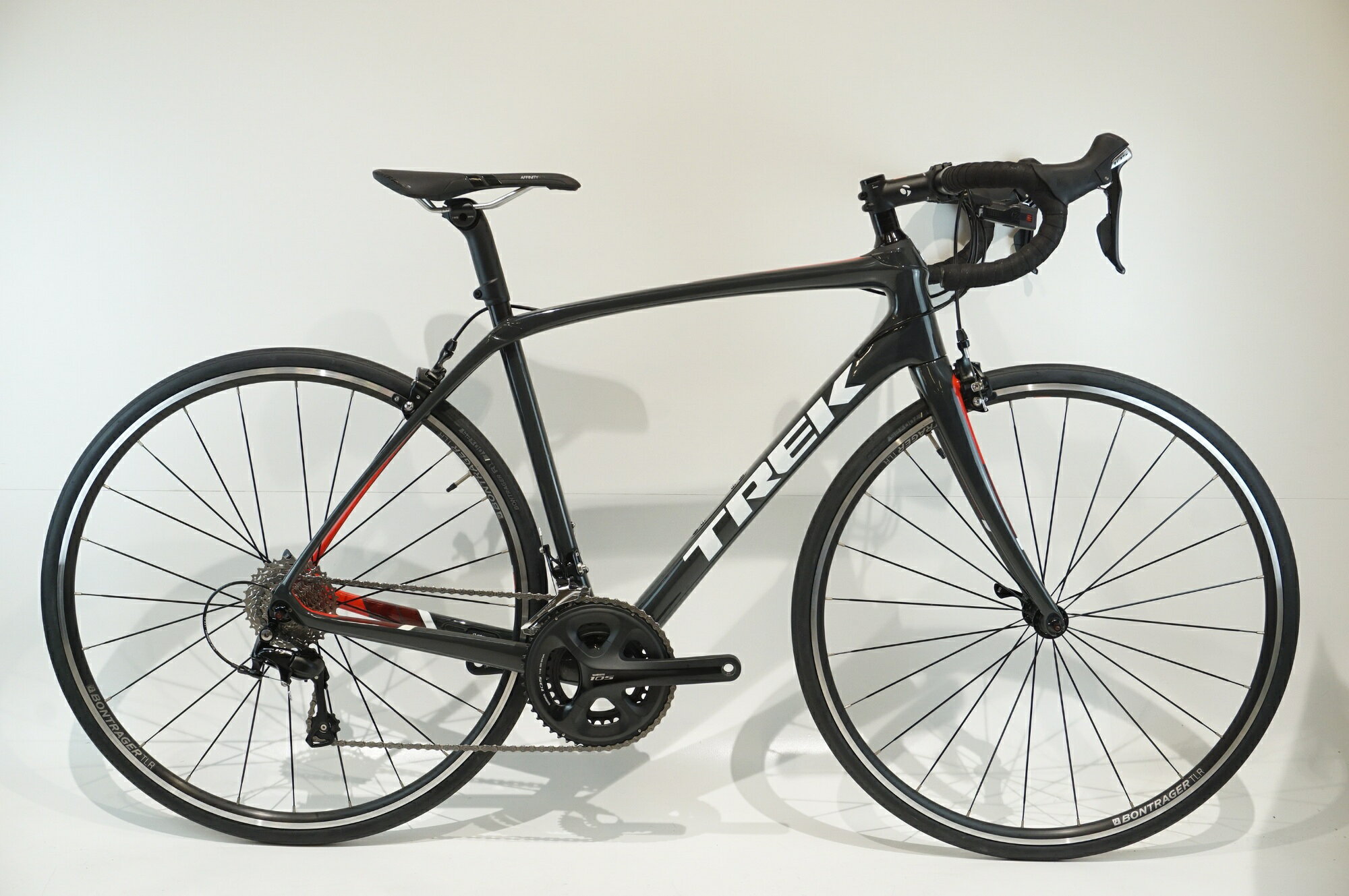 ■商品情報 メーカーサイズ:54 シートチューブ(C-T): 500mm トップチューブ(C-C):542mm(ホリゾンタル換算) 適応身長:172-177cm(目安) 重量:約8.45kg フレーム材質:カーボン フロントフォーク:カーボ...