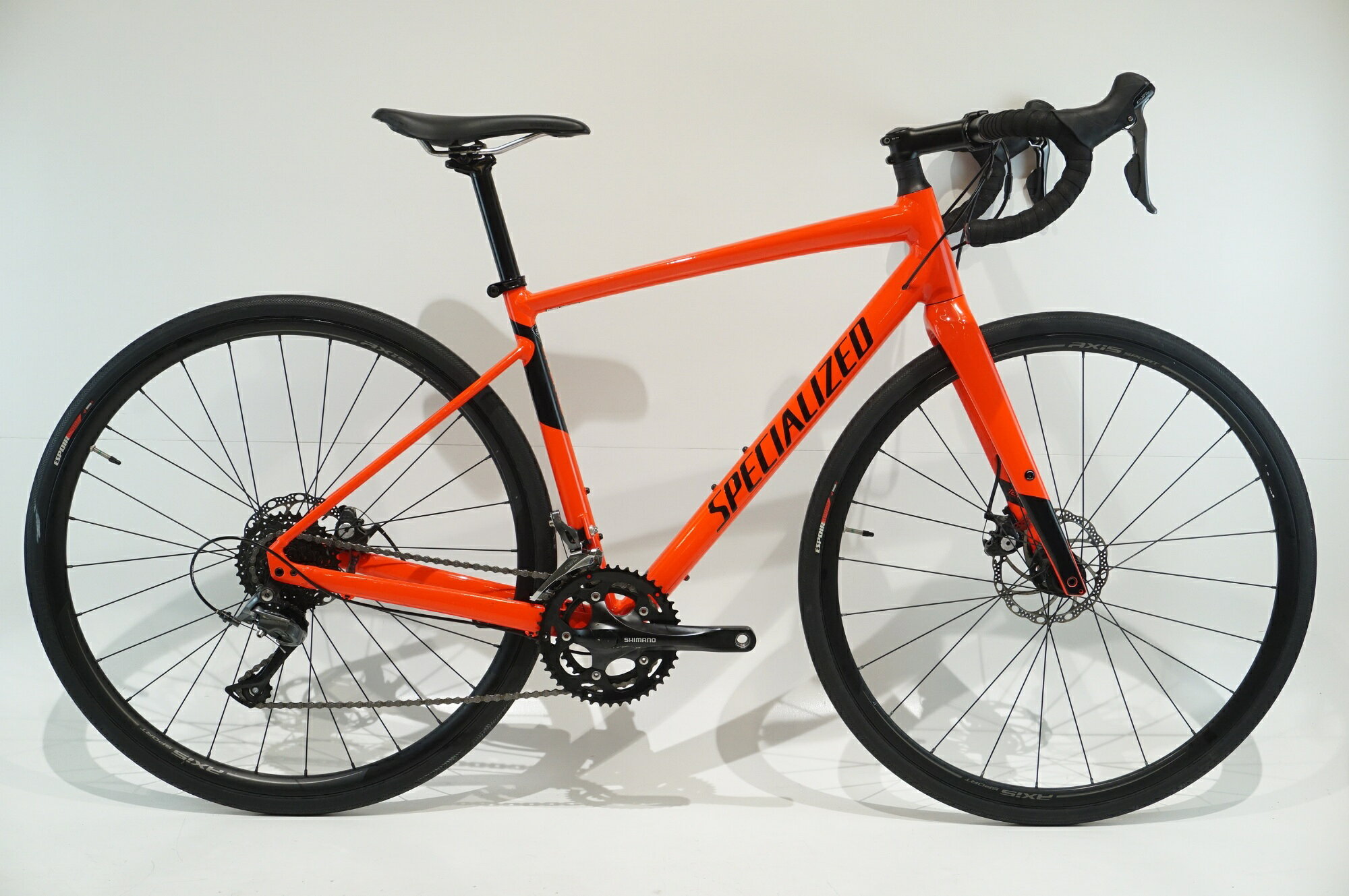 ■商品情報 メーカーサイズ:54 シートチューブ(C-T): 473mm トップチューブ(C-C):549mm(ホリゾンタル換算) 適応身長:170-178cm(目安) 重量:約10.2kg フレーム材質:アルミ フロントフォーク:カーボン...