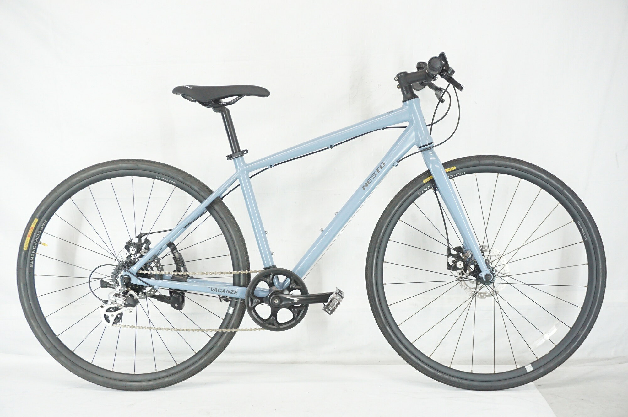 ■商品情報メーカーサイズ:440シートチューブ(C-T): 440mmトップチューブ(C-C):530mm(ホリゾンタル換算)適応身長:160-175cm(目安)重量:約11.4kgフレーム材質:アルミフロントフォーク:アルミレバー:SHI...