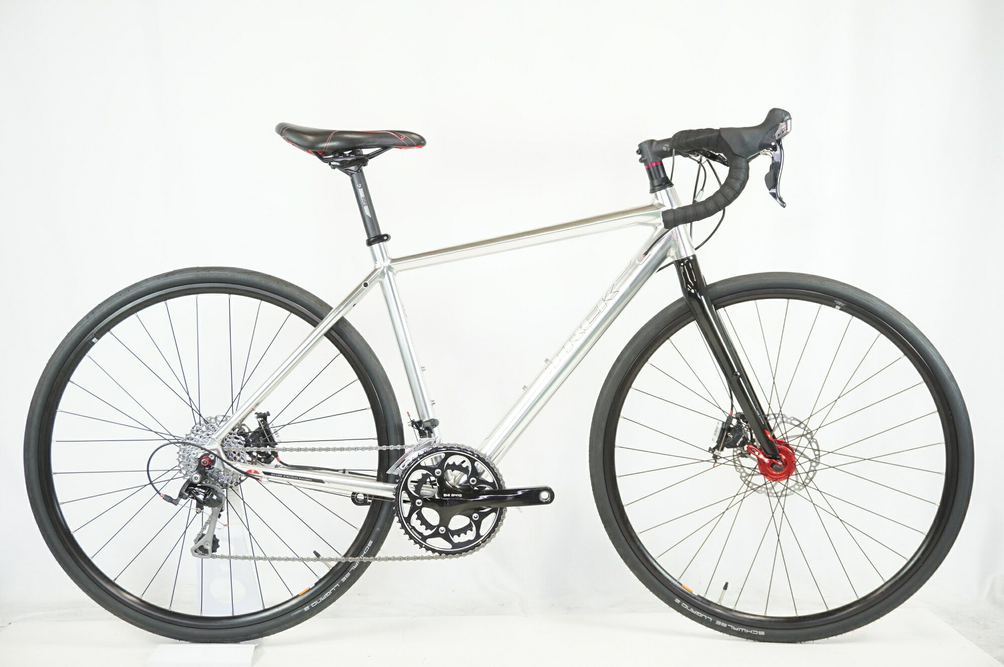 ■商品情報 メーカーサイズ:52 シートチューブ(C-T):500mm トップチューブ(C-C):548mm(ホリゾンタル換算) 適応身長:166-172cm(目安) 重量:約10.2kg フレーム材質:アルミ フロントフォーク:アルミ+カ...