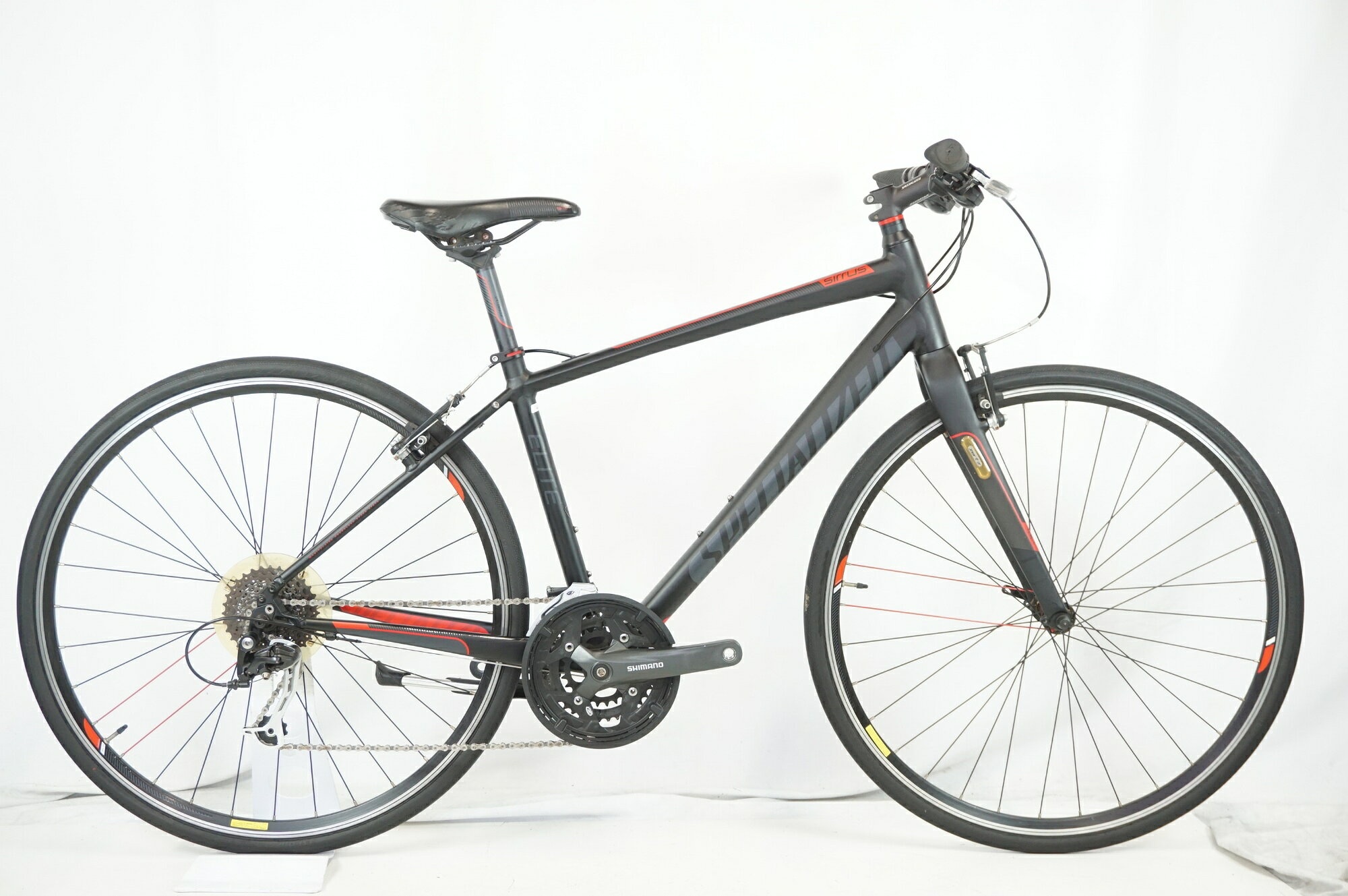 ■商品情報 メーカーサイズ:S シートチューブ(C-T):440mm トップチューブ(C-C):570mm(ホリゾンタル換算) 適応身長:163-174cm(目安) 重量:約10.9kg フレーム材質:アルミ フロントフォーク:アルミ+カー...