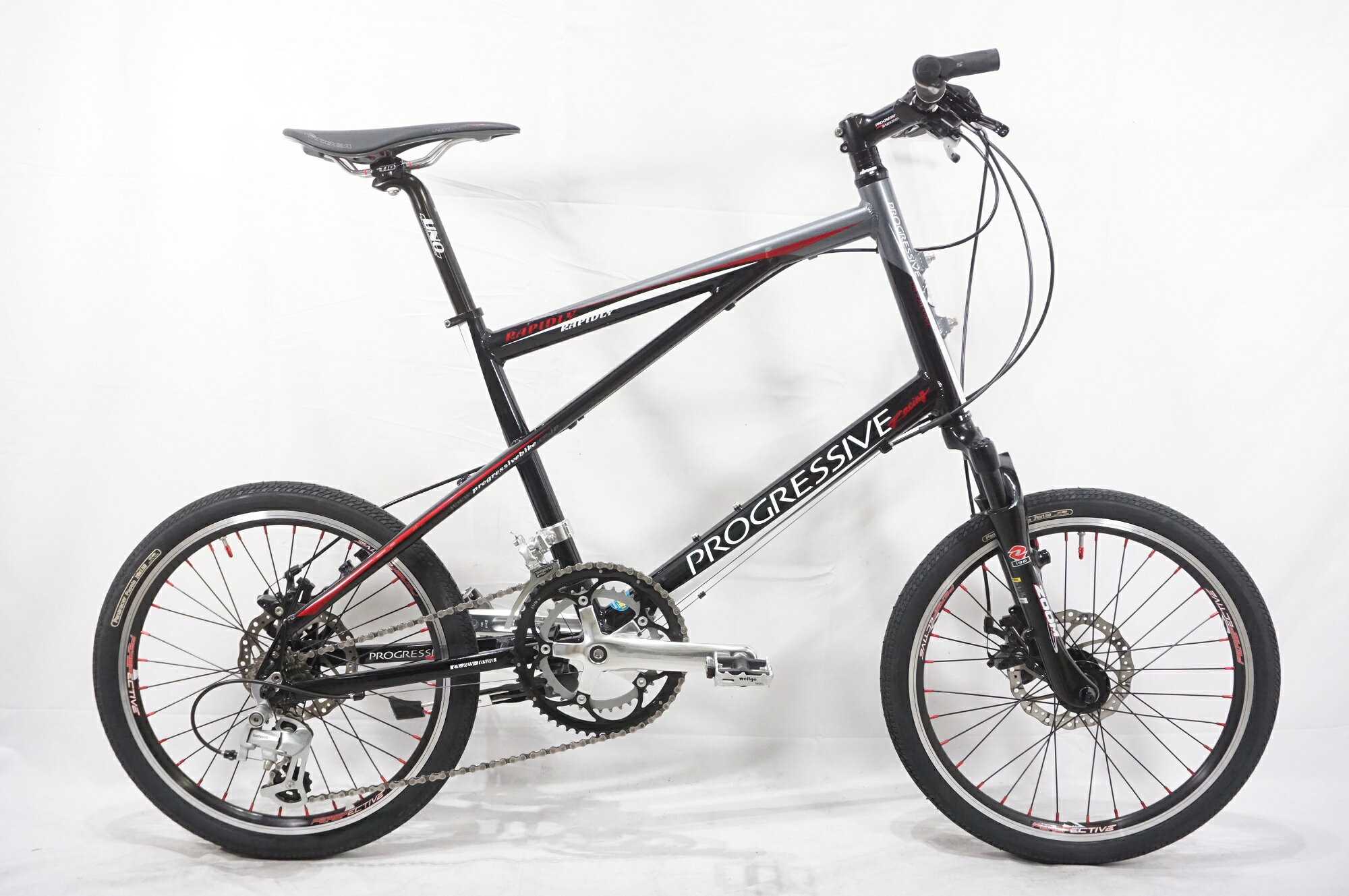 ■商品情報 メーカーサイズ:440 シートチューブ(C-T): 440mm トップチューブ(C-C):520mm(ホリゾンタル換算) 適応身長:155-180cm(目安) 重量:約12.5kg フレーム材質:アルミ フロントフォーク:サスペ...