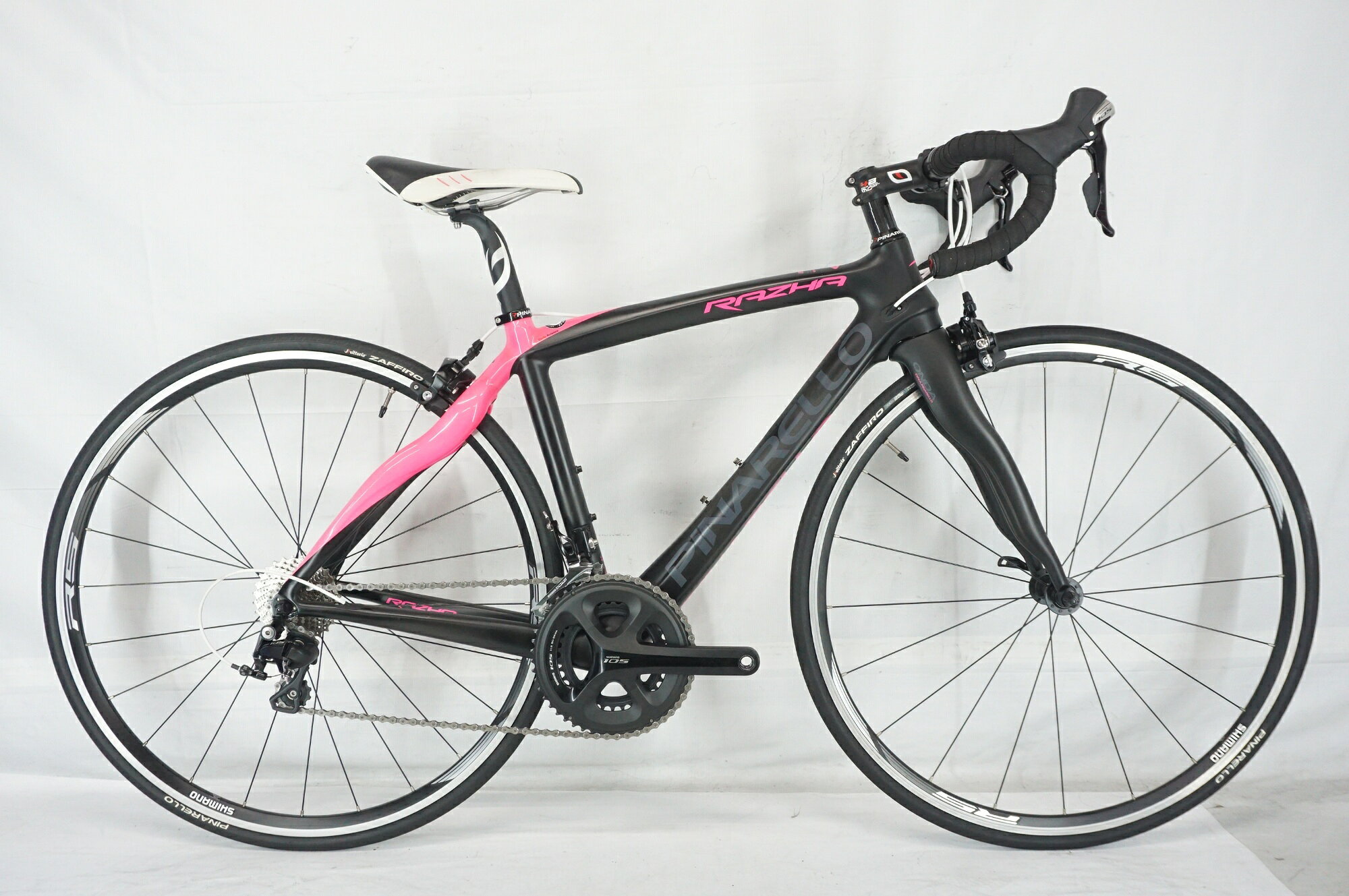 ■商品情報メーカーサイズ:425シートチューブ(C-T): 445mmトップチューブ(C-C):500mm(ホリゾンタル換算)適応身長:150-160cm(目安)重量:約8.5kgフレーム材質:カーボンフロントフォーク:カーボンレバー:SH...