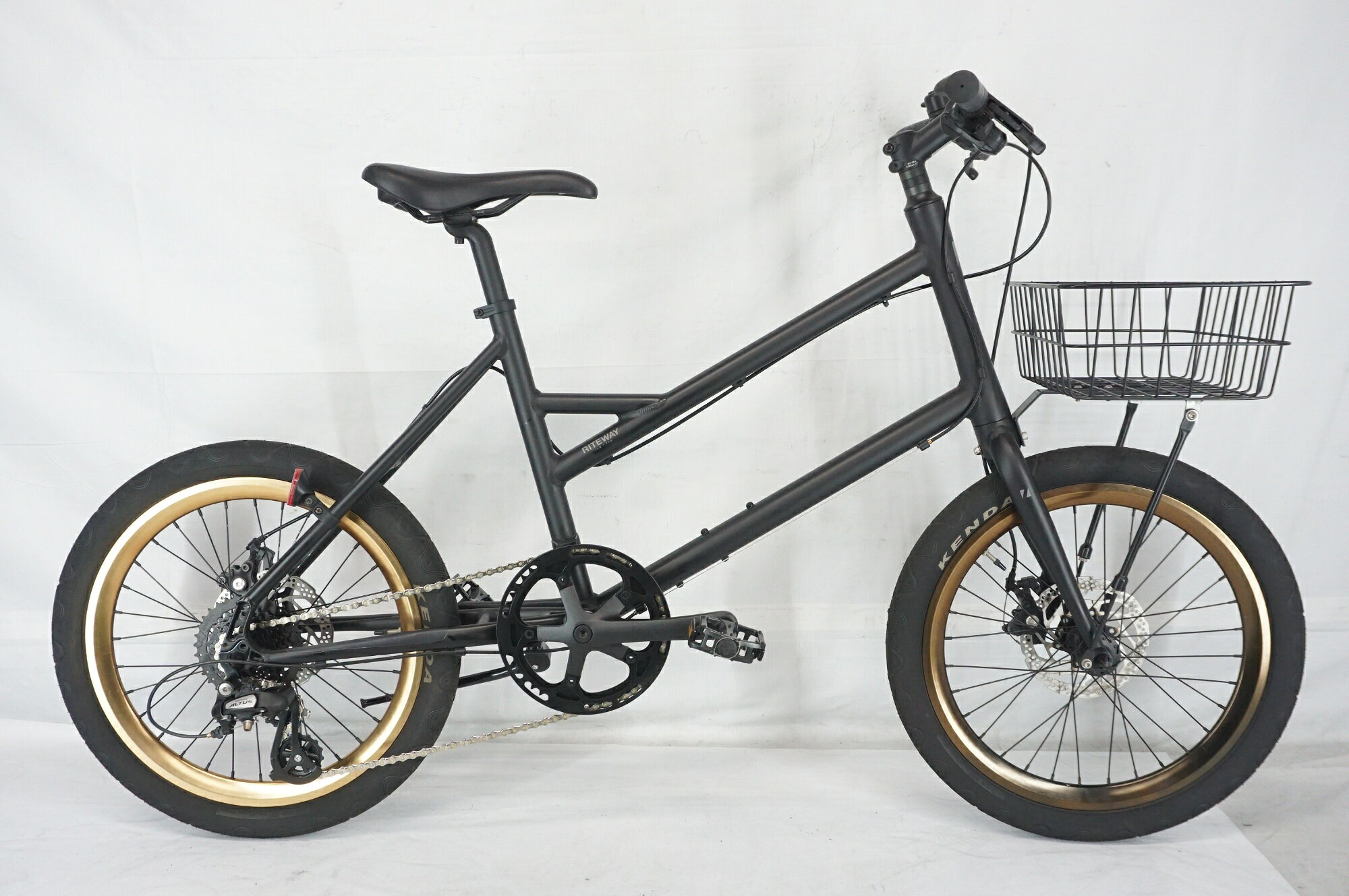 ■商品情報メーカーサイズ:400mmシートチューブ(C-T): 400mmトップチューブ(C-C):545mm(ホリゾンタル換算)適応身長:145-175cm(目安)重量:約12.9kgフレーム材質:アルミフォーク材質:アルミレバー:SHI...