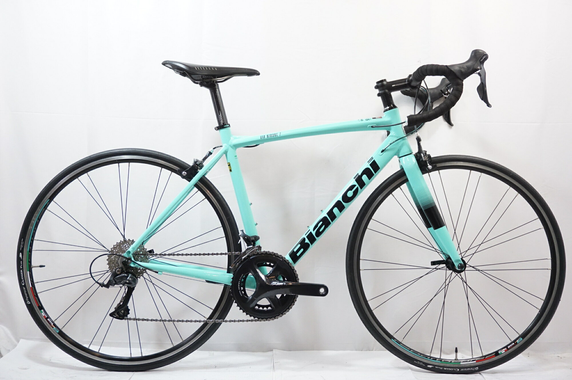 ■商品情報 メーカーサイズ:53 シートチューブ(C-T): 510mm トップチューブ(C-C):530mm(ホリゾンタル換算) 適応身長:170-175cm(目安) 重量:約9.2kg フレーム材質:アルミ フロントフォーク:カーボン ...