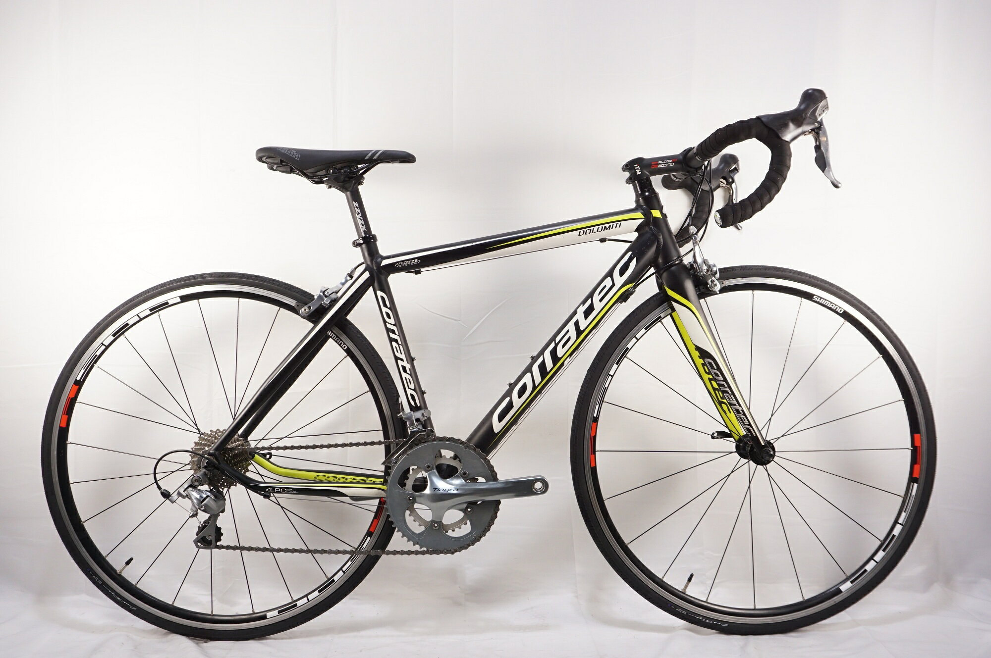 ■商品情報 メーカーサイズ:48 シートチューブ(C-T): 480mm トップチューブ(C-C):533mm(ホリゾンタル換算) 適応身長:165-cm(目安) 重量:約9.2kg フレーム材質:アルミ フロントフォーク:カーボン レバー...