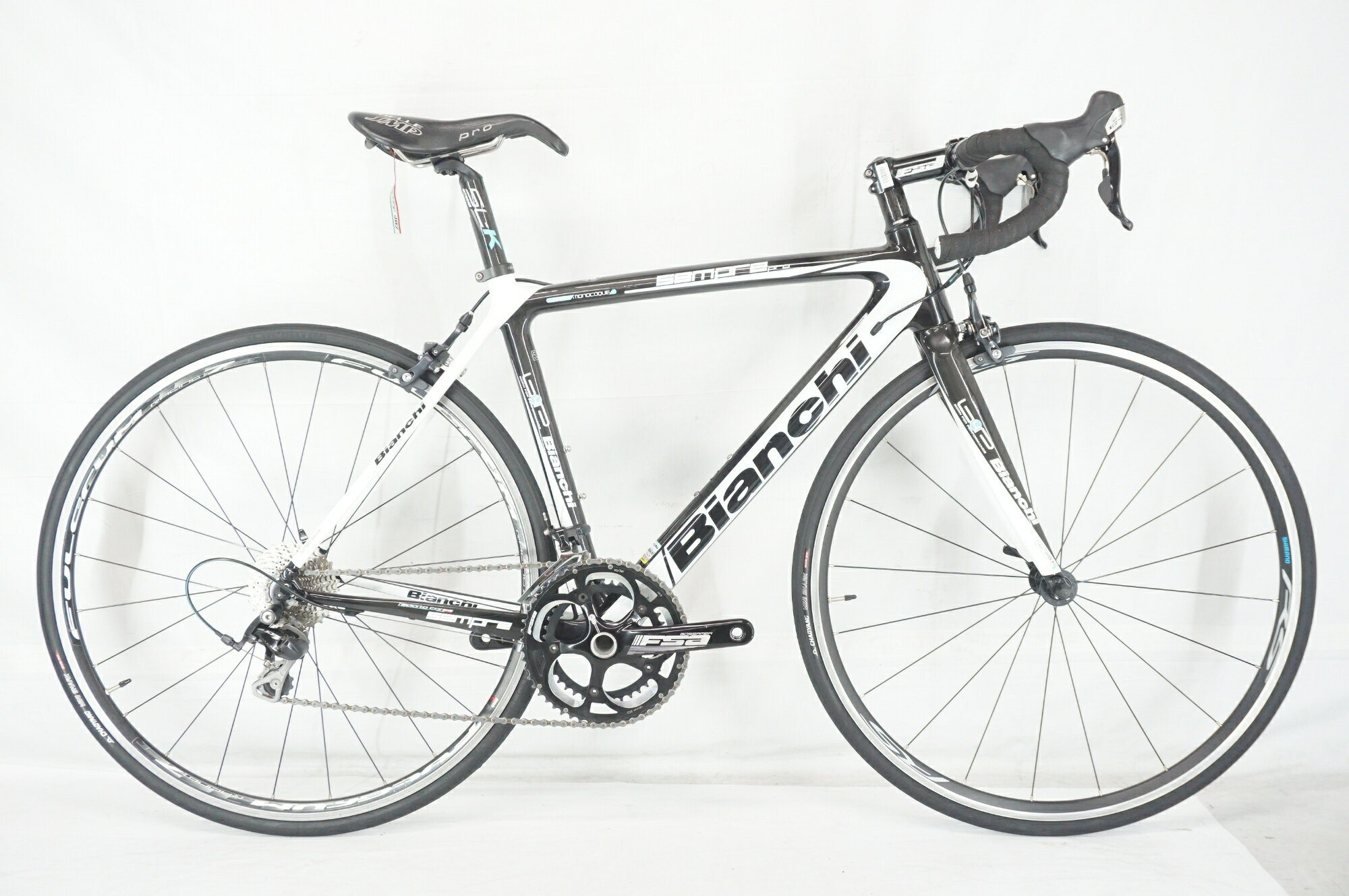 ■商品情報メーカーサイズ:53cmシートチューブ(C-T): 500mmトップチューブ(C-C):535mm(ホリゾンタル換算)適応身長:168-175cm(目安)重量:約8.7kgフレーム材質:カーボンフォーク材質:カーボンレバー:SHI...