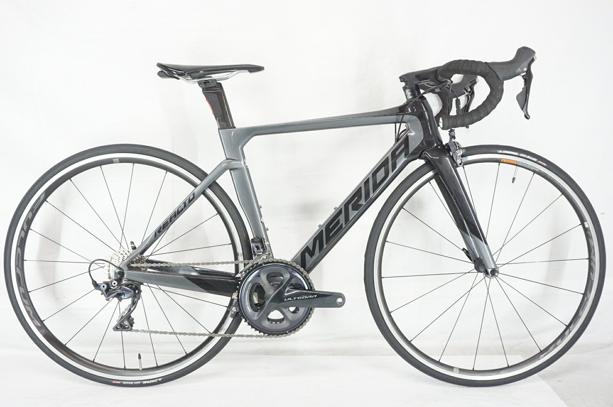 ■商品情報メーカーサイズ:XSシートチューブ(C-T): 470mmトップチューブ(C-C):520mm(ホリゾンタル換算)適応身長:160-170cm(目安)重量:約8.8kgフレーム材質:カーボンフォーク材質:カーボンレバー:SHIMA...