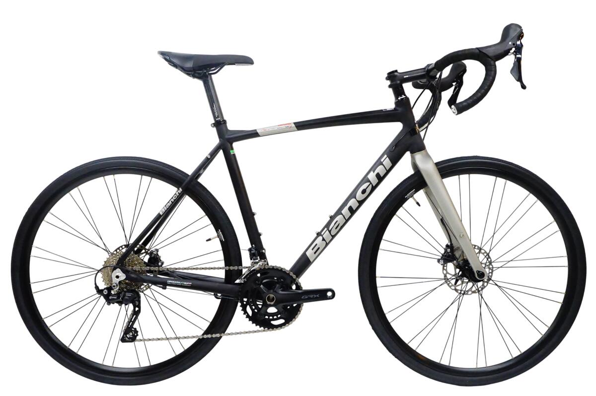 ■商品情報メーカーサイズ:57シートチューブ(C-T): 540mmトップチューブ(C-C):560mm(ホリゾンタル換算)適応身長:178-185cm(目安)重量:約10.5kgフレーム材質:アルミフロントフォーク:カーボンレバー:SHI...