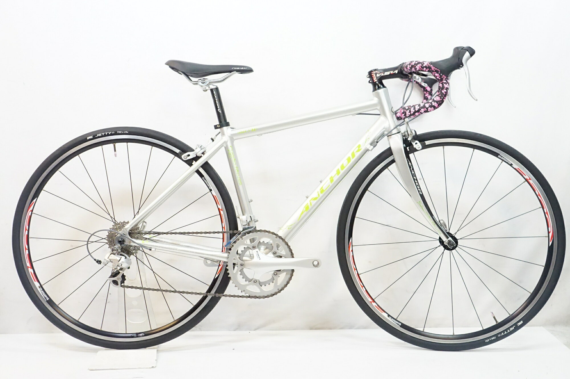 ■商品情報サイズ: 440シートチューブ(C-T): 440mmトップチューブ(C-C): 510mm(水平換算)適応身長: 約149-167cm(目安)重量: 約9.0kgフレーム: アルミフォーク: カーボン変速: SHIMANO SO...