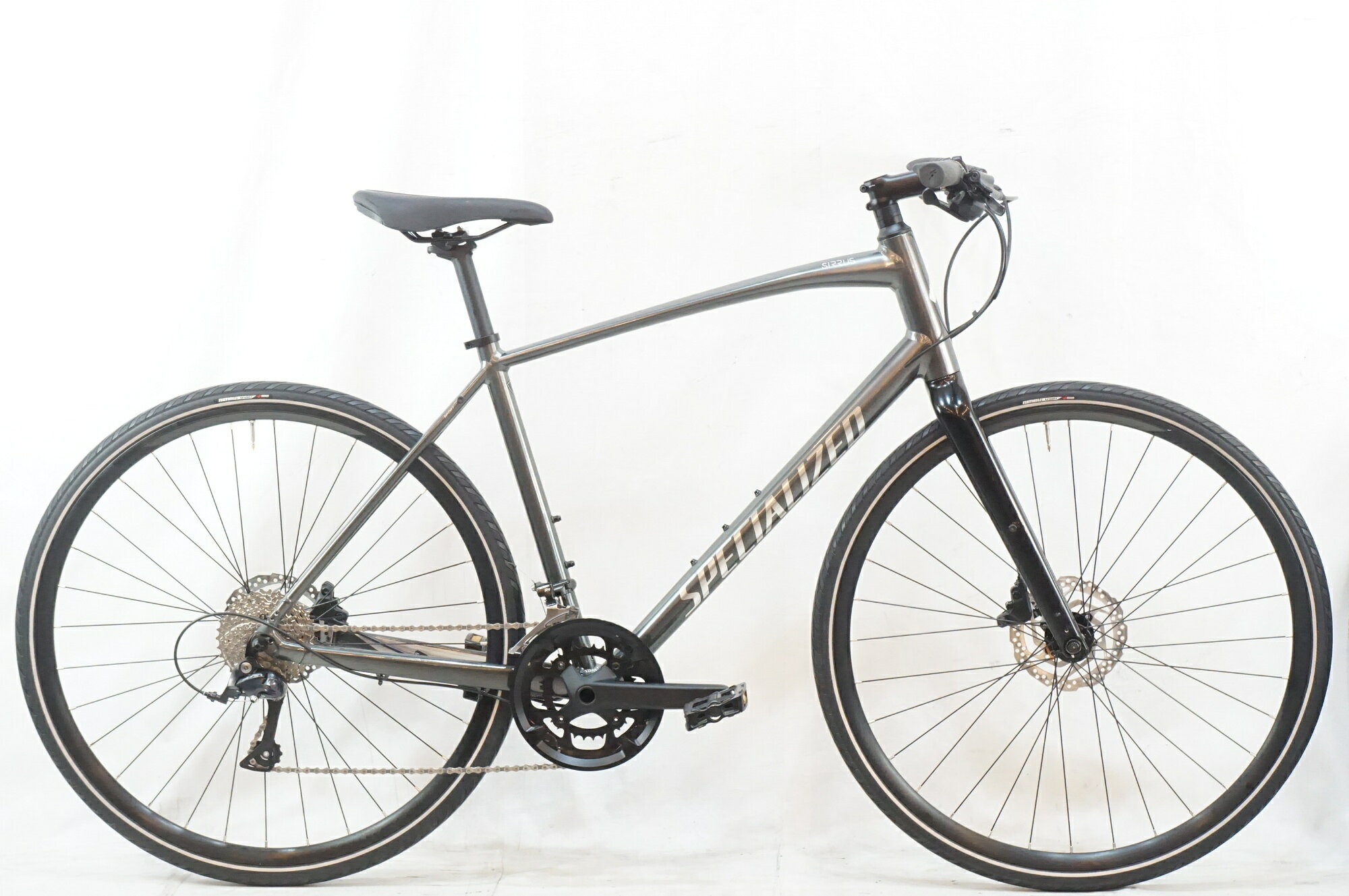 ■商品情報 メーカーサイズ:L シートチューブ(C-T):495mm トップチューブ(C-C):583mm(ホリゾンタル換算) 適応身長:175-183cm(目安) 重量:約11.4kg フレーム材質:アルミ フロントフォーク:カーボン メ...
