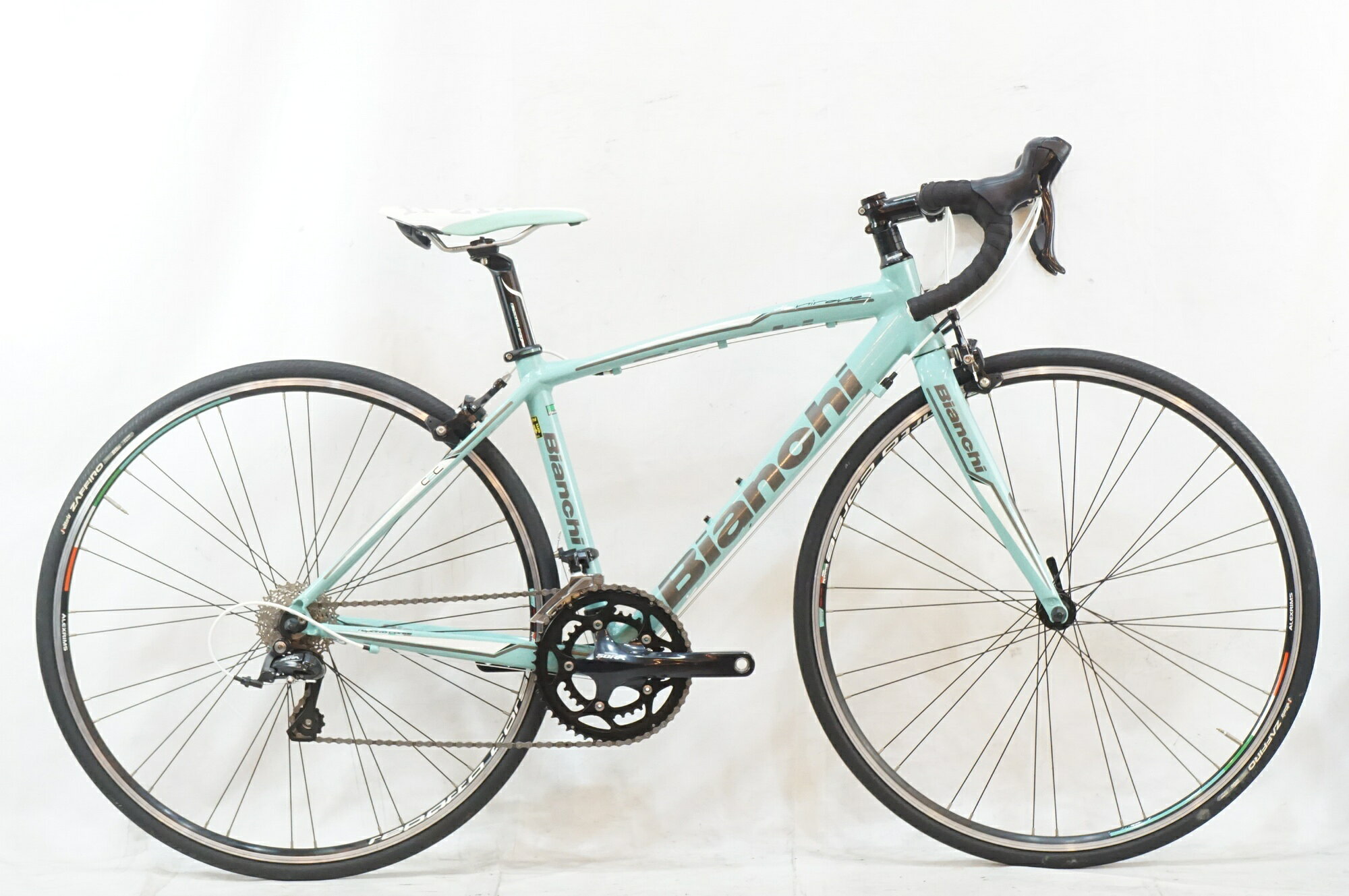 ■商品情報 メーカーサイズ:44 シートチューブ(C-T):420mm トップチューブ(C-C):500mm(ホリゾンタル換算) 適応身長:155-165cm(目安) 重量:約10kg フレーム材質:アルミ フロントフォーク:カーボン メイ...