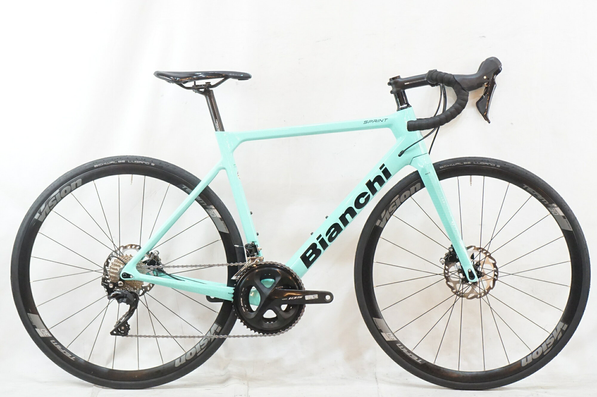 ■商品情報 メーカーサイズ：55 シートチューブ(C-T)：約500mm トップチューブ(C-C)：約550mm(ホリゾンタル換算) 適応身長：約175-185cm 重量：9kg フレーム/フォーク素材：カーボン メインコンポ：SHIMAN...
