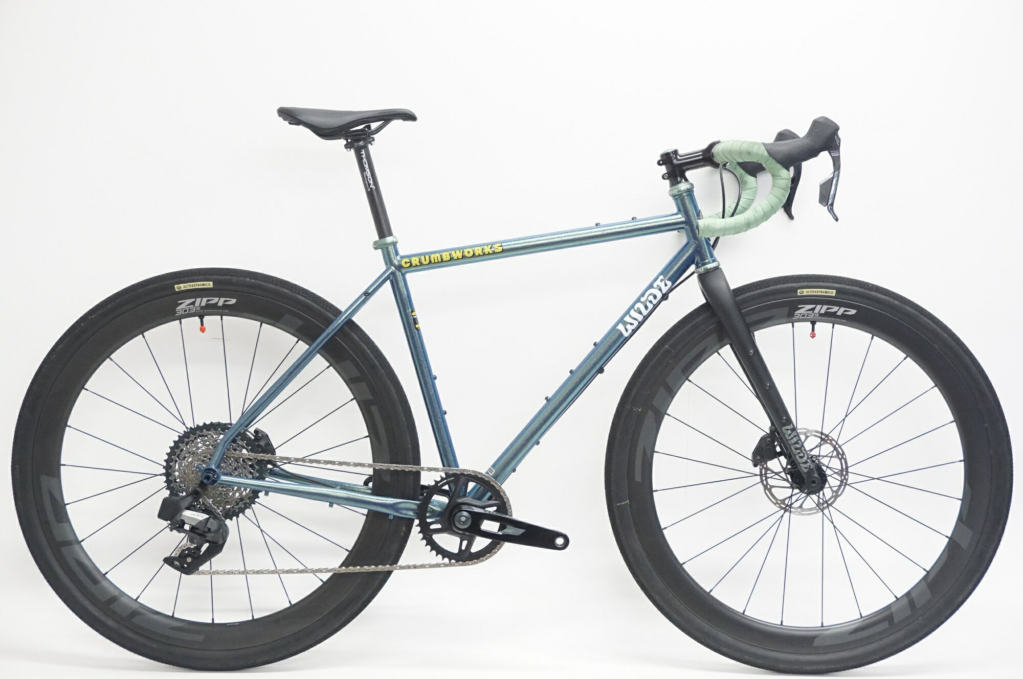 ■商品情報サイズ：Sトップチューブ(C-C)：約538mm（公称値）シートチューブ(C-T)：約450mm（公称値）適応身長：165-175cm(目安)重量：約9.2kgフレーム：クロモリフォーク：カーボンレバー：RIVAL AXS E1F...