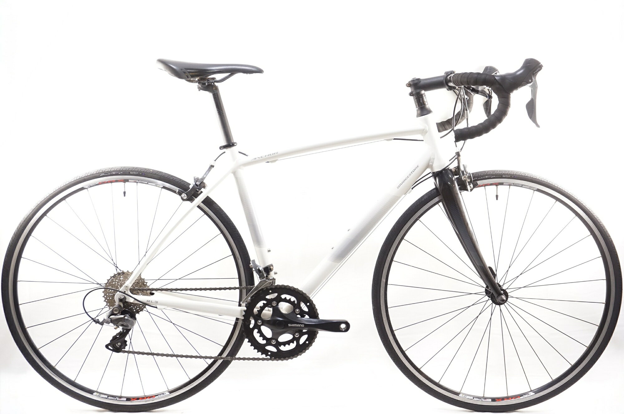 ■商品情報メーカーサイズ:49シートチューブ(C-T): 490mmトップチューブ(C-C):535mm(ホリゾンタル換算)適応身長:165-179cm(目安)重量:約10.3kgフレーム材質:アルミフロントフォーク:カーボンレバー:SHI...