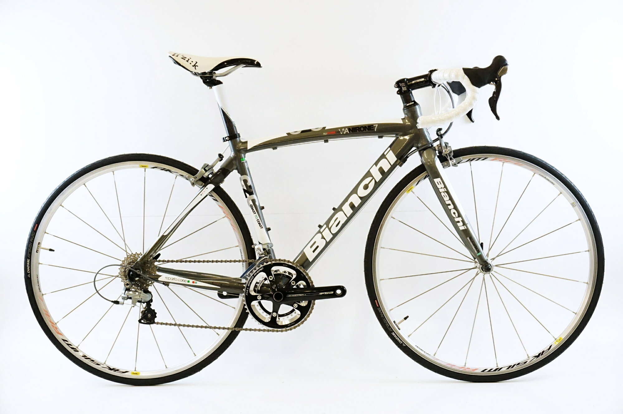 ■商品情報 メーカーサイズ:50 シートチューブ(C-T): 480mm トップチューブ(C-C):530mm(ホリゾンタル換算) 適応身長:165-175cm(目安) 重量:約8.85kg フレーム材質:アルミ+カーボン フロントフォーク...