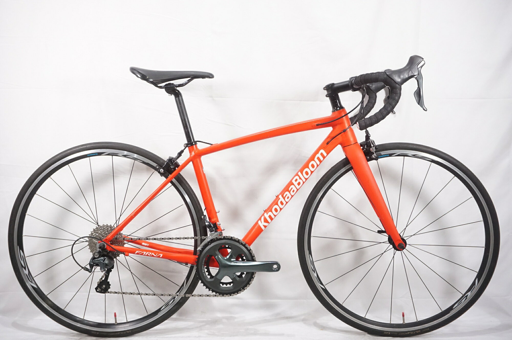 ■商品情報 メーカーサイズ:430 シートチューブ(C-T): 430mm トップチューブ(C-C):520mm(ホリゾンタル換算) 適応身長:150-165cm(目安) 重量:約9.55kg フレーム材質:アルミ フロントフォーク:カーボ...