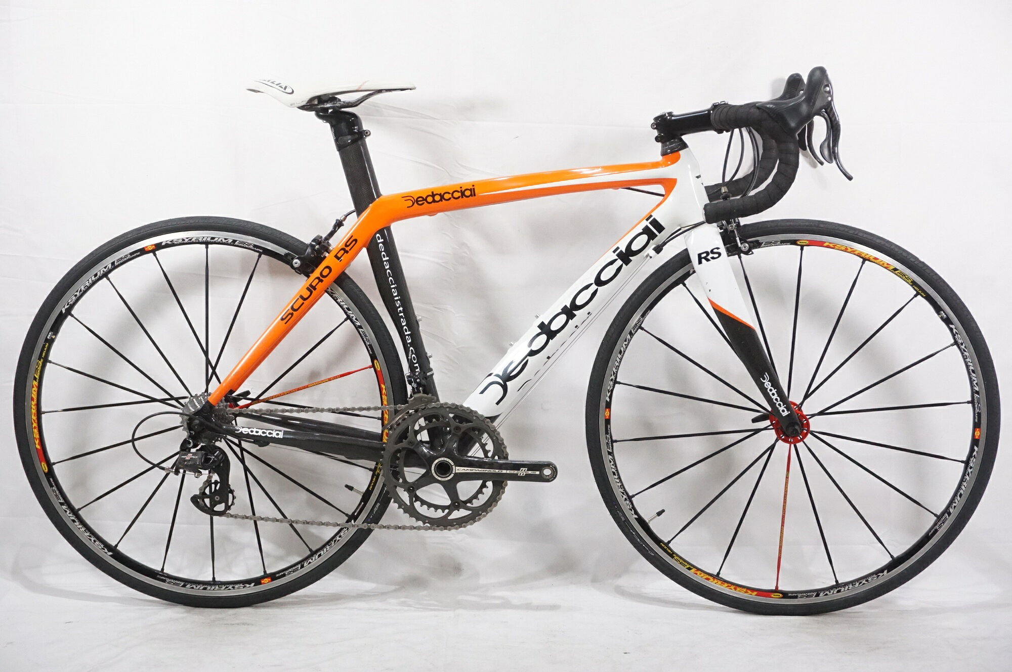 ■商品情報 メーカーサイズ:S トップチューブ(C-C):510mm(ホリゾンタル換算) 適応身長:160-170cm(目安) 重量:約7.5kg フレーム材質:カーボン フロントフォーク:カーボン レバー:CAMPAGNOLO CHORU...
