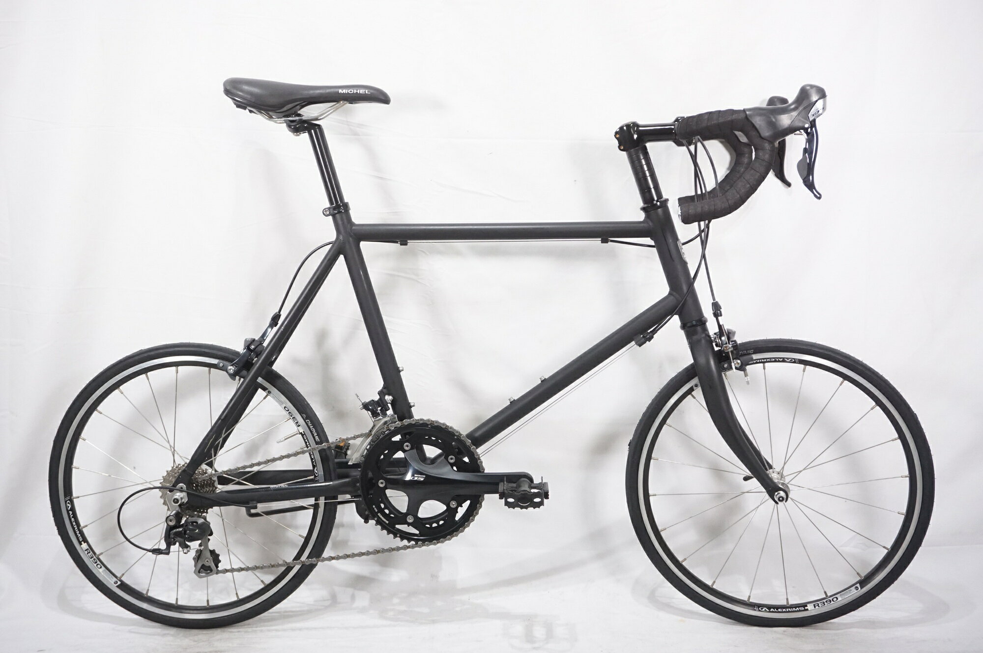 ■商品情報 メーカーサイズ:48 シートチューブ(C-T):480mm トップチューブ(C-C):520mm(ホリゾンタル換算) 適応身長:155-170cm(目安) 重量:約9.4kg フレーム材質:クロモリ フロントフォーク:クロモリ ...