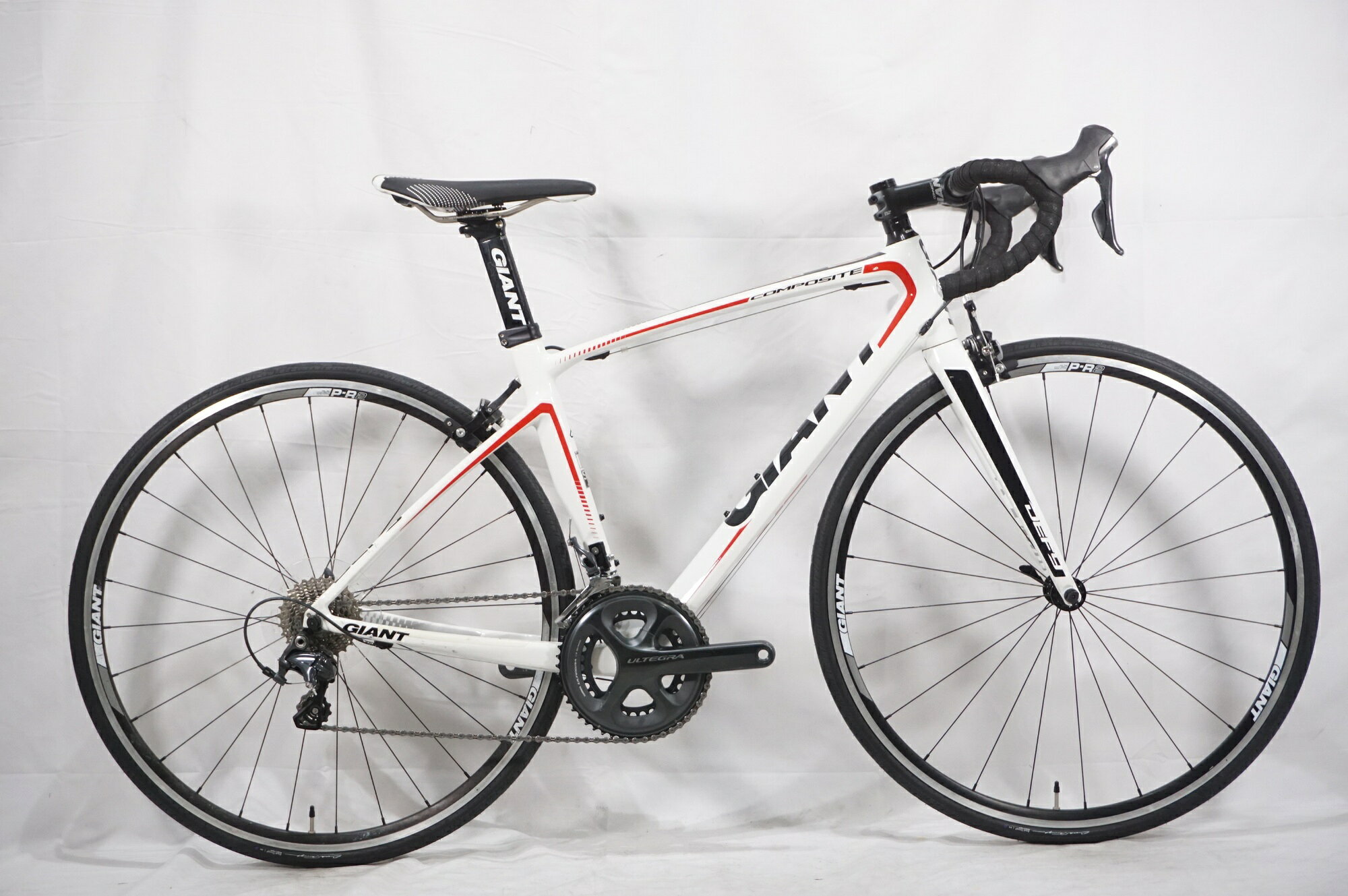 ■商品情報メーカーサイズ:Sシートチューブ(C-T): 465mmトップチューブ(C-C):530mm(ホリゾンタル換算)適応身長:165-174cm(目安)重量:約8.6kgフレーム材質:カーボンフロントフォーク:カーボンレバー:SHIM...