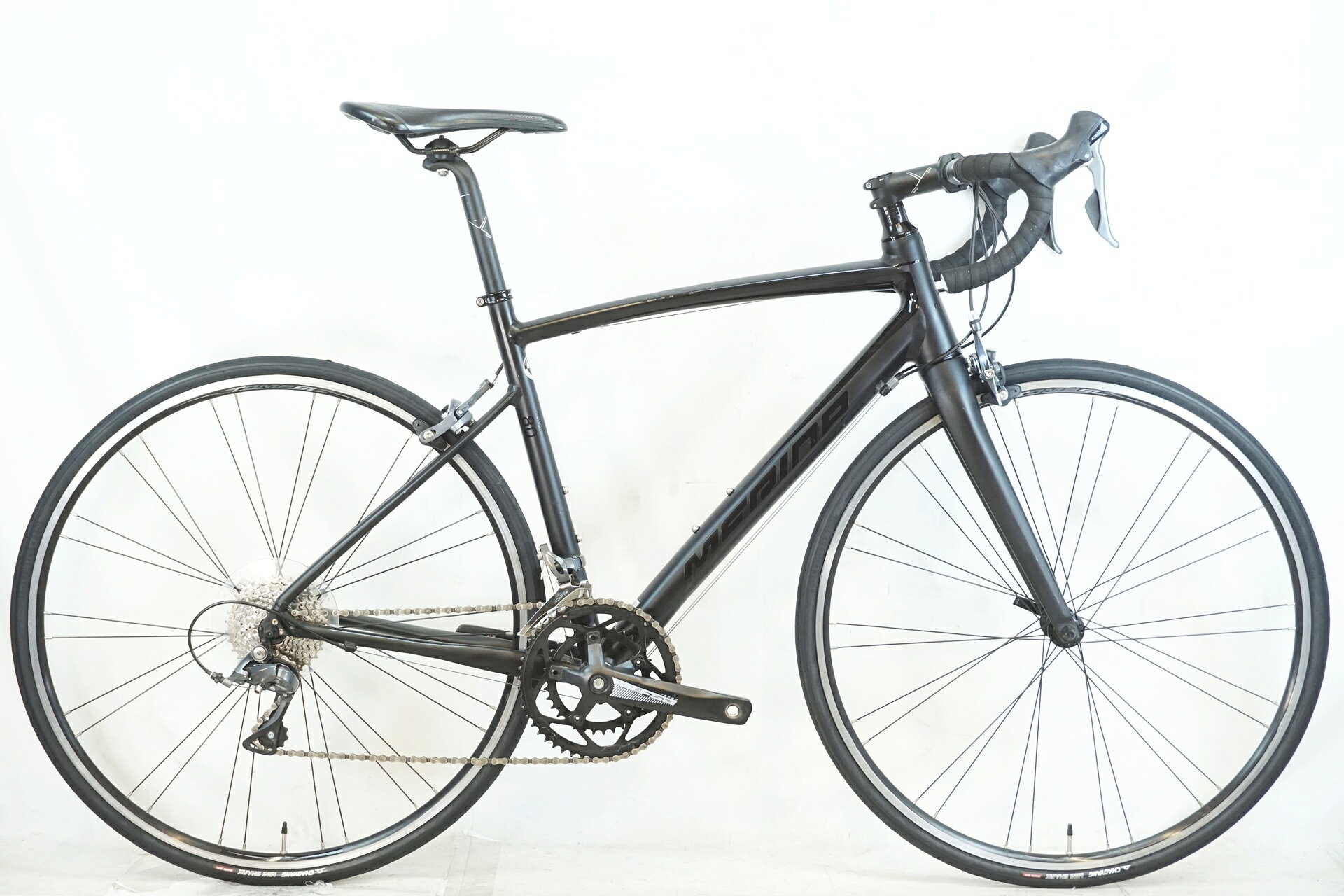 ■商品情報メーカーサイズ:50/Sシートチューブ(C-T): 500mmトップチューブ(C-C):530mm(ホリゾンタル換算)適応身長:165-175cm(目安)重量:約9.9kgフレーム材質:アルミフロントフォーク:カーボンレバー:SH...