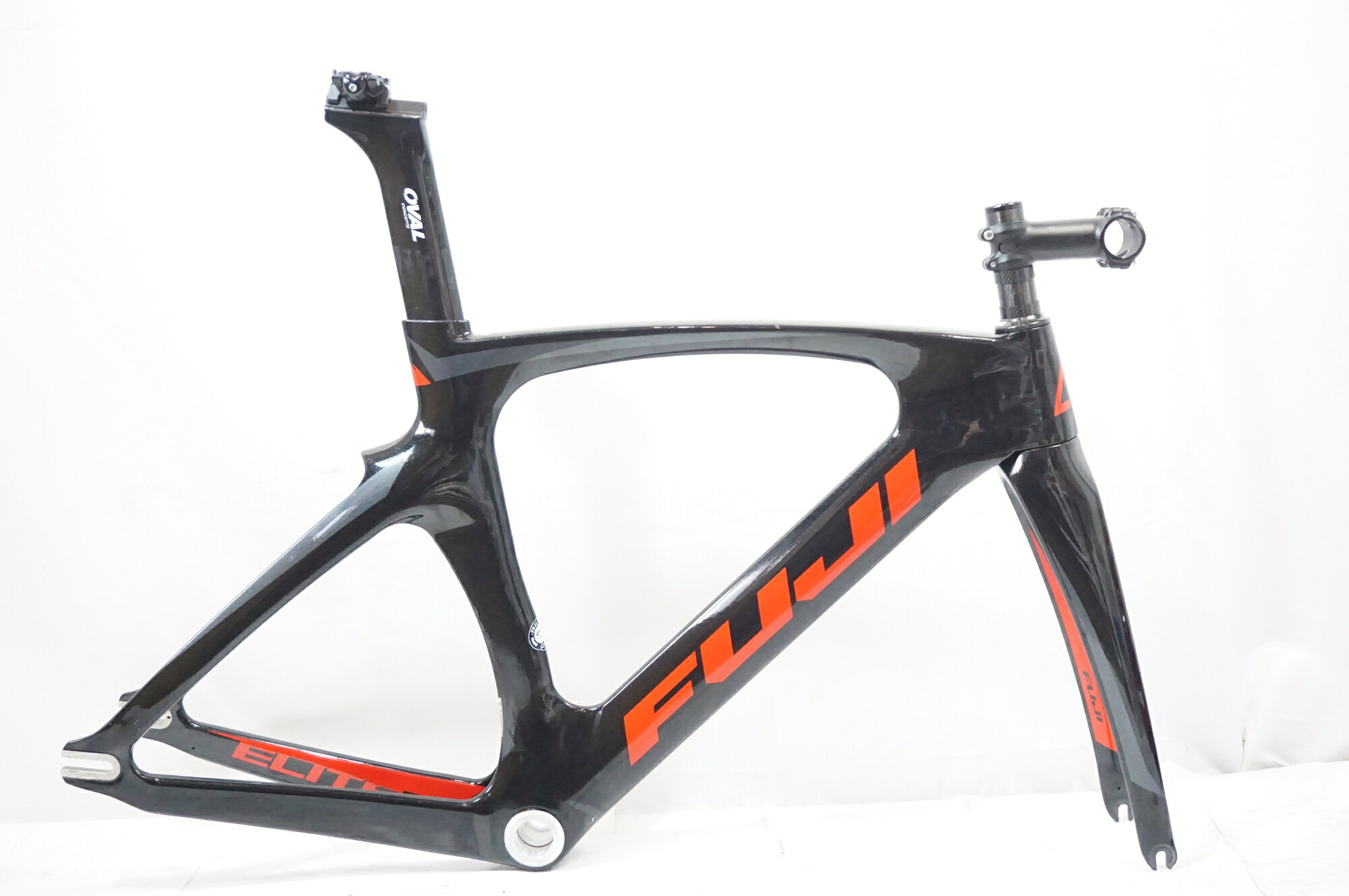 ■商品情報 サイズ: 490 シートチューブ(C-T): 466mm トップチューブ(C-C): 510mm (水平換算) 適応身長: 約164-172cm (目安) 重量: 約2300g (フレーム+フォーク) フレーム: カーボン フォ...