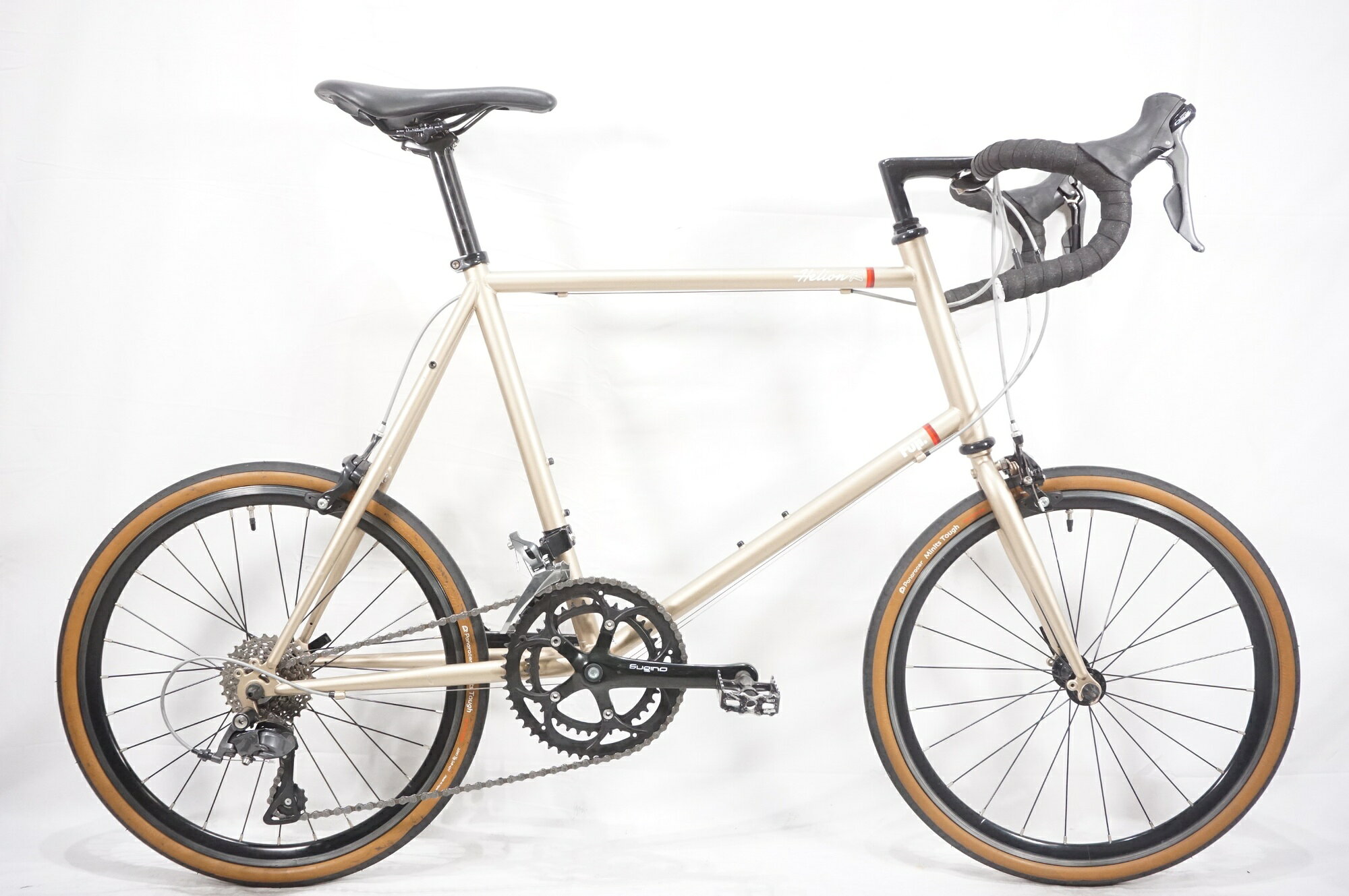 ■商品情報 メーカーサイズ:50 シートチューブ(C-T):500mm トップチューブ(C-C):520mm(ホリゾンタル換算) 適応身長:162-175cm(目安) 重量:約11.2kg フレーム材質:クロモリ フロントフォーク:クロモリ...