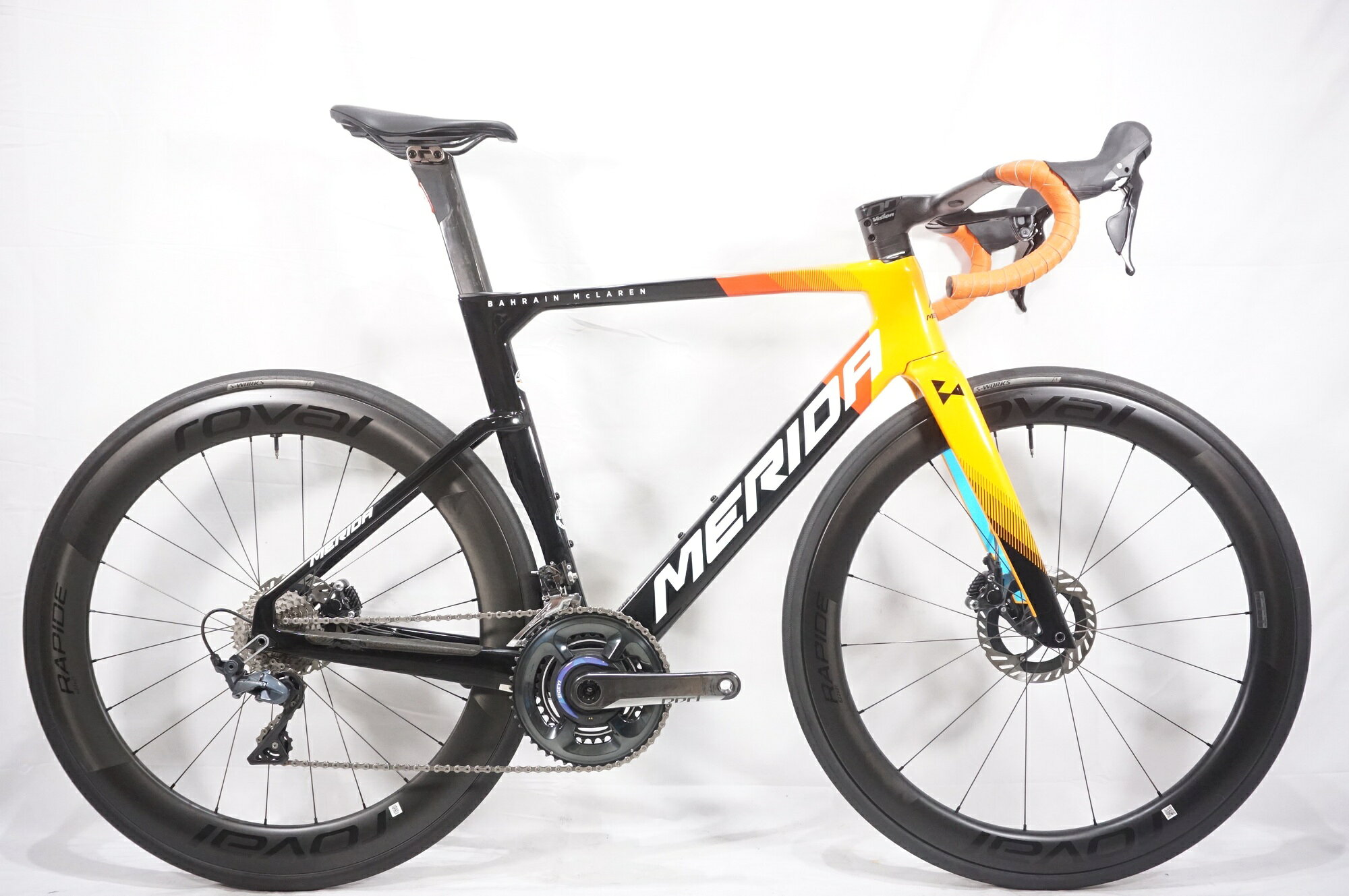 ■商品情報 メーカーサイズ:52 シートチューブ(C-T):520mm トップチューブ(C-C):545mm 適応身長:170-180cm(目安) 重量:約8.05kg フレーム材質:カーボン フロントフォーク:カーボン メインコンポ:10...