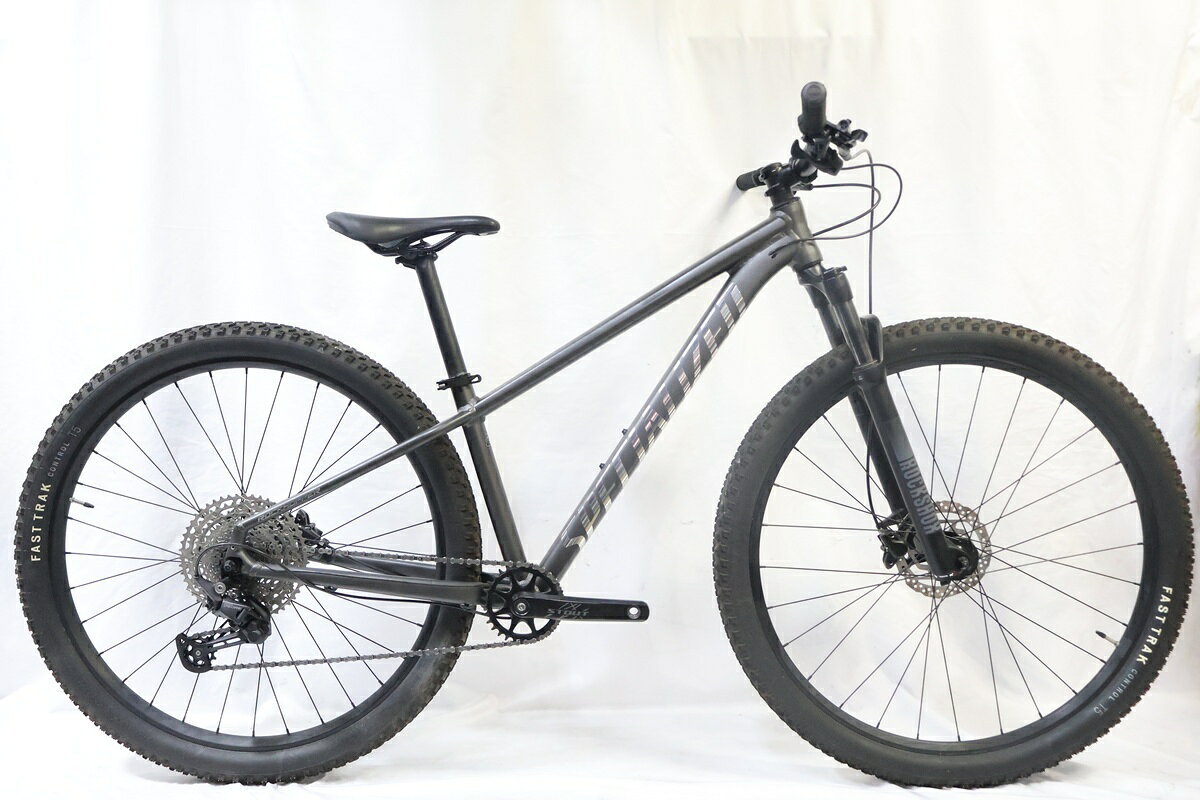 ■商品スペックフレーム素材：アルミフロントフォーク：ROCKSHOX 純正サイズ：Sトップ(C-C)：約586mm ホリゾンタル換算シート(T-C)：約365mm適応身長：約158-165cm(メーカー値)重量：約12.8kgレバー：SHI...