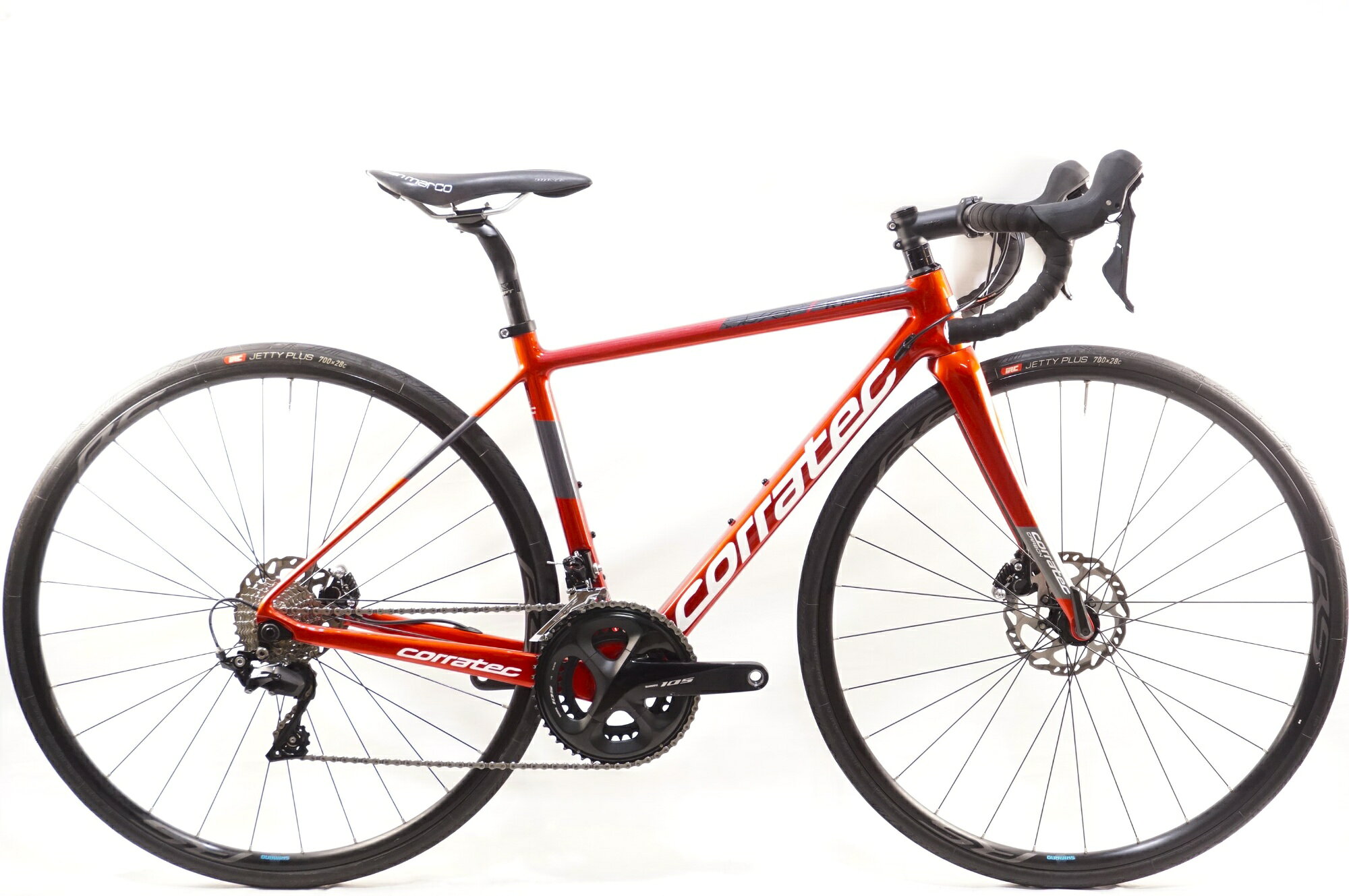 ■商品情報メーカーサイズ:45シートチューブ(C-T): 450mmトップチューブ(C-C):505mm(ホリゾンタル換算)適応身長:155-165cm(目安)重量:約8.17kgフレーム材質:カーボンフロントフォーク:カーボンシフター:S...