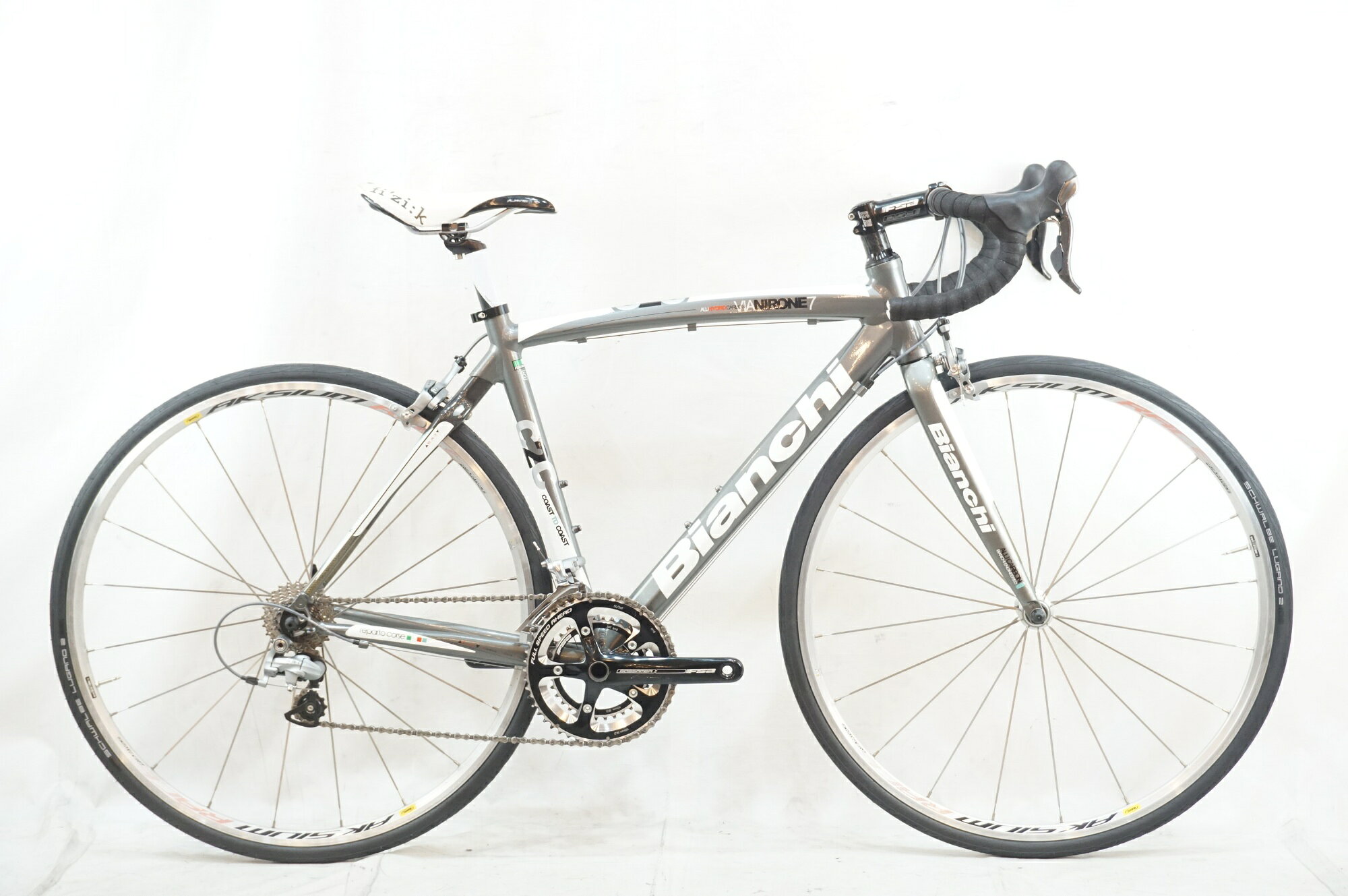 ■商品情報 メーカーサイズ:53 シートチューブ(C-T):500mm トップチューブ(C-C):535mm(ホリゾンタル換算) 適応身長:170-175cm(目安) 重量:約8.95kg フレーム材質:アルミ+カーボン フロントフォーク:...