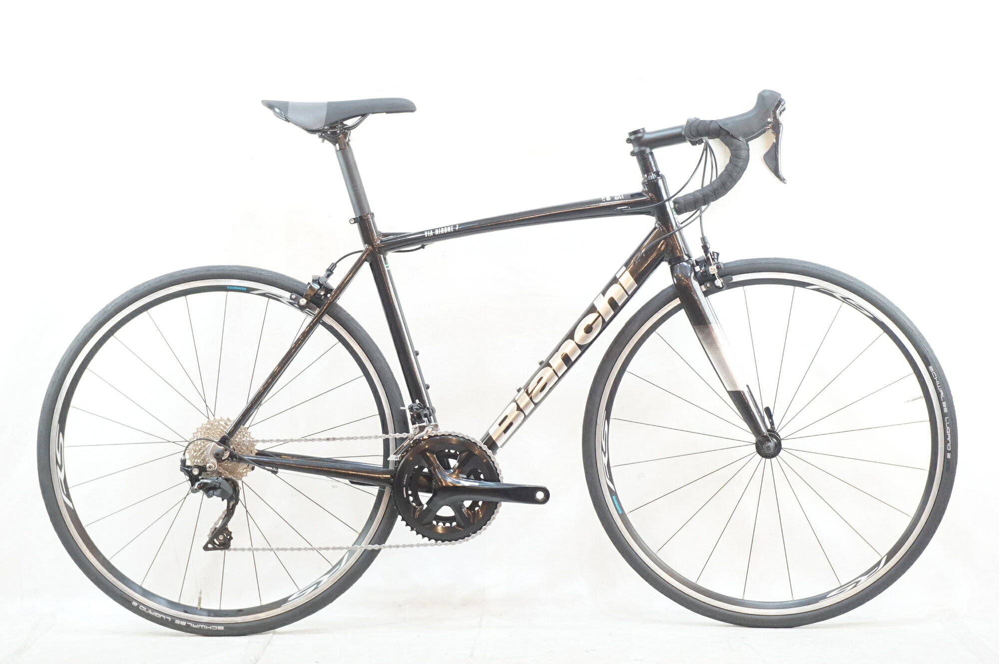 ■商品情報 メーカーサイズ:55 シートチューブ(C-T):520mm トップチューブ(C-C):550mm(ホリゾンタル換算) 適応身長:175-185cm(目安) 重量:約9.75kg フレーム材質:アルミ フロントフォーク:カーボン ...