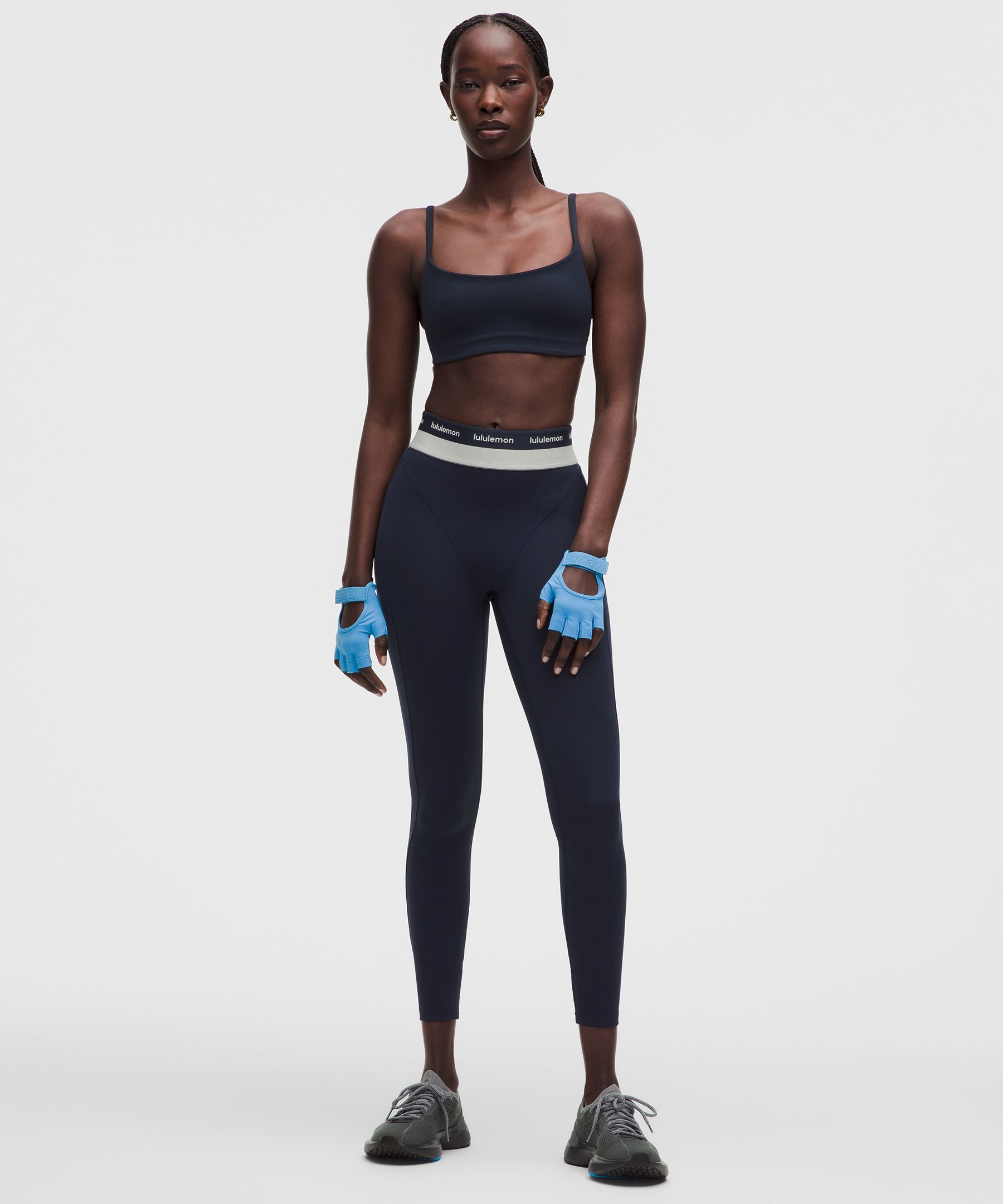 Everlux コントゥアシーム ハイライズトレーニングタイツ 25インチ Why we made this ほんのりスポーティーで、ほんのり辛口。ボディラインに沿ったレトロ風のシームラインと、大胆な伸縮性ウエストバンドが際立つ速乾性トレー...