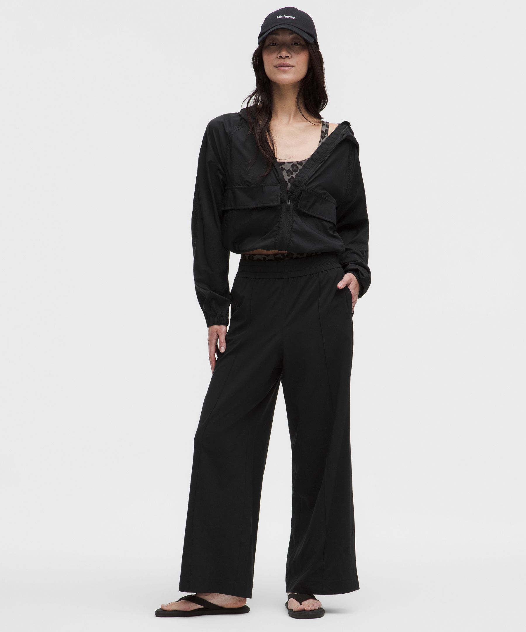Breezily ミッドライズパンツ *アジアフィット Why we made this 日常に、スタイルを。ドレープ感があり、四方向に伸びる4WAYストレッチのSwift素材を使用した洗練されたベーシックシリーズは、手持ちのワードローブと...