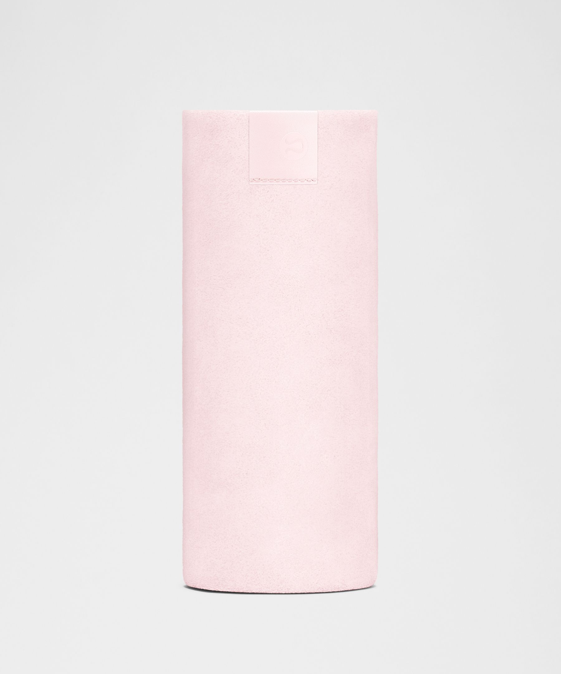 The Towel Why we made this 汗をたっぷりかくホットヨガクラスやシャワーの後に活躍する、吸水性マイクロファイバータオル。 Features and details ヨガマットの上に敷いて使用可能ヒミツは水分！プラクテ...