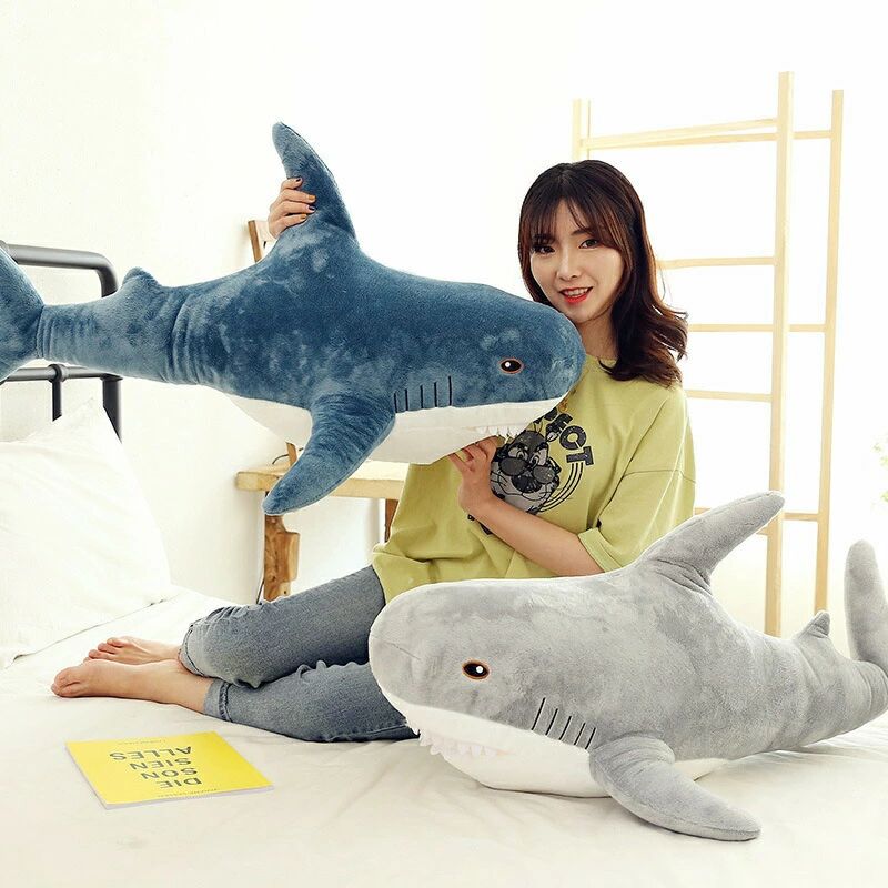 商品の説明ふわふわ子供可愛い縫いぐるみ抱き枕豪華おもちゃ枕サメクッション 床ごこち だきまくらぬいぐるみ 動物 大きい癒し極上肌触り原産国:中国サイズ：45cm　70cm　100cm　140cm色：グレー　ブルー ご注意：※平置きのサイズと...