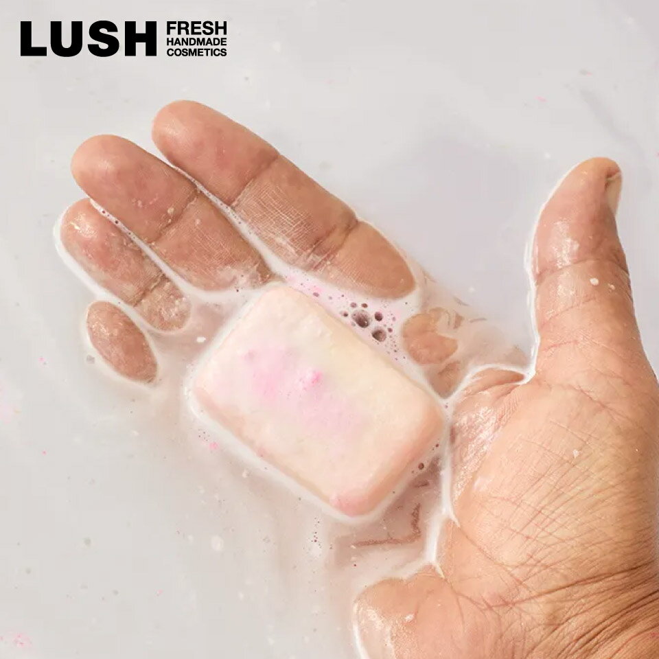 今ここに復刻！ラッシュの甘い傑作 カカオバターとスイートアーモンドオイルの高保湿ブレンドがお肌をしっとり柔らかくするバスメルツ（入浴料）です。たまには「もう、いいや」と開き直ってもいいんじゃない？ 頭がパンクしちゃう前にのんびりバスタイムを...