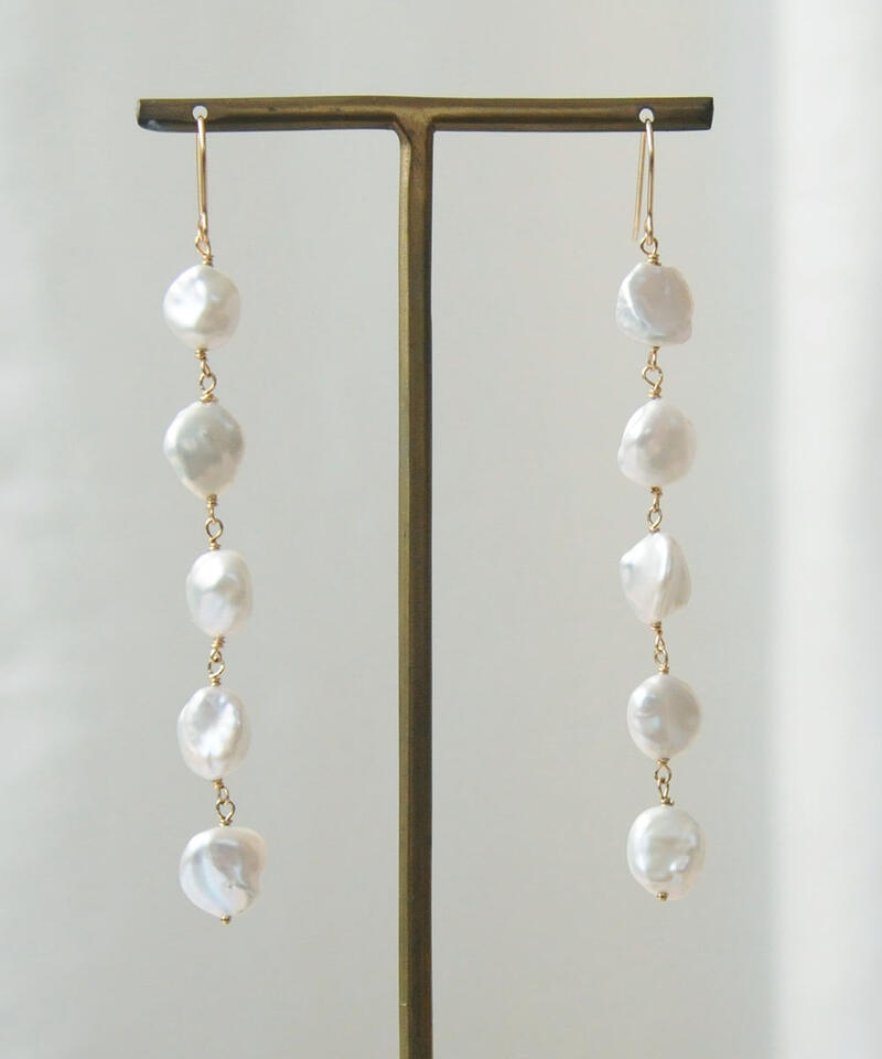 7amulet 14KGF ケシパールの5粒ピアス ゴールドのフックに5粒のケシパールが揺れるピアスです。 ケシパール特有の不揃いなフォルムに愛着がわきます。 全ての金属にはゴールドフィルドを使用。金属アレルギーの方にも大変人気の素材です。...