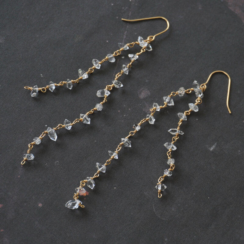 7amulet 14KGF ハーキマーダイヤモンドの2ラインロングピアス 極小のハーキマーダイヤモンドを1粒1粒丁寧に繋いだ2ラインのロングピアスです。 光の角度によってキラキラと美しく輝きます。 全ての金属にはゴールドフィルドを使用。金属...